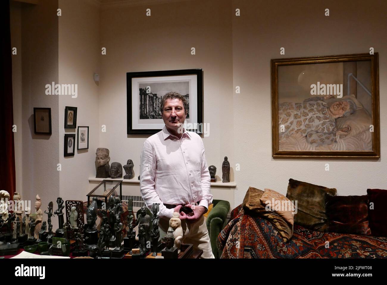 Le fils de Lucien Freud , Alex Boyt . en photo à côté de son portrait ...