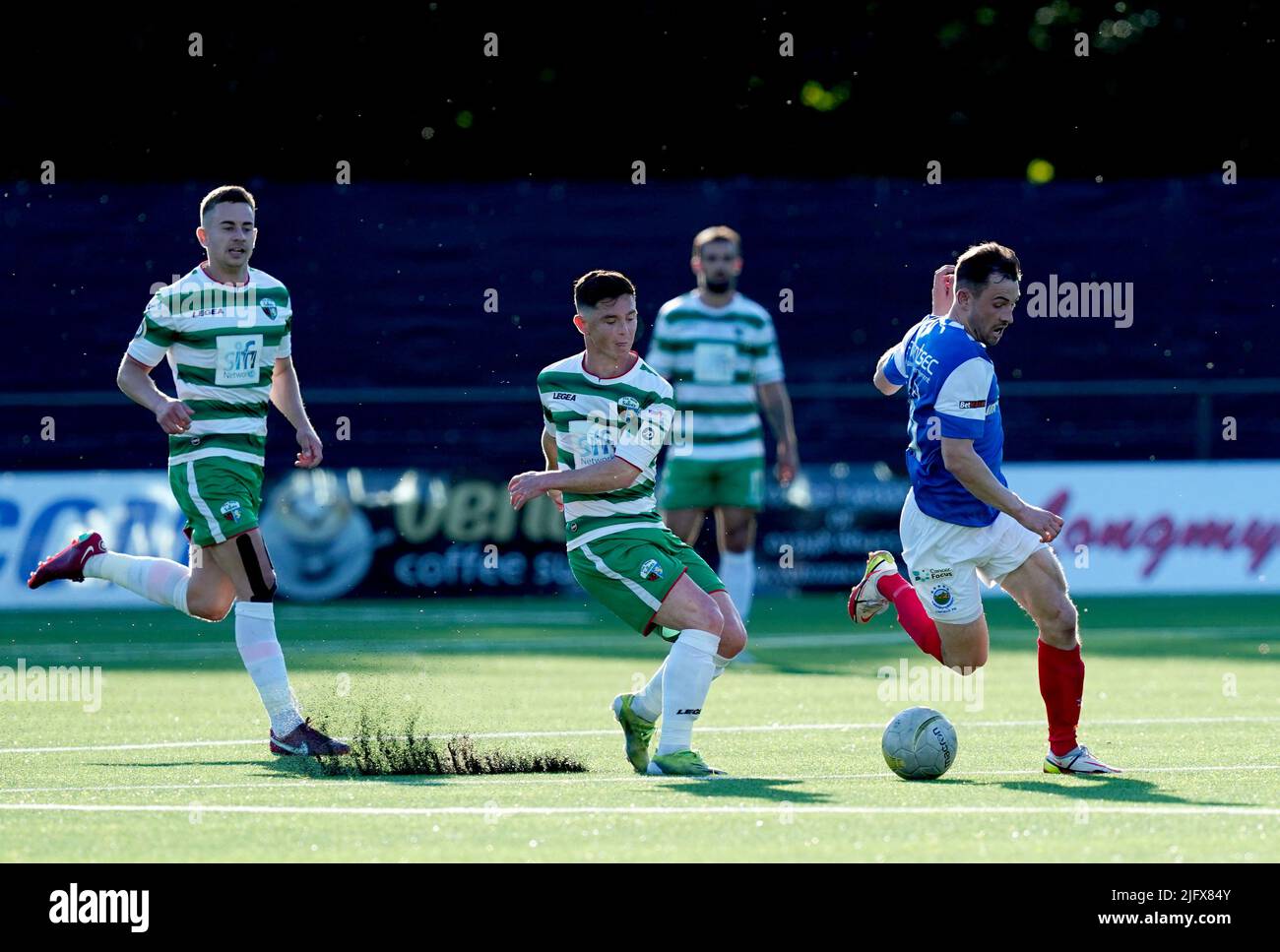 Daniel Redmond des New Saints combat avec Stephen Fallon de Linfield ...