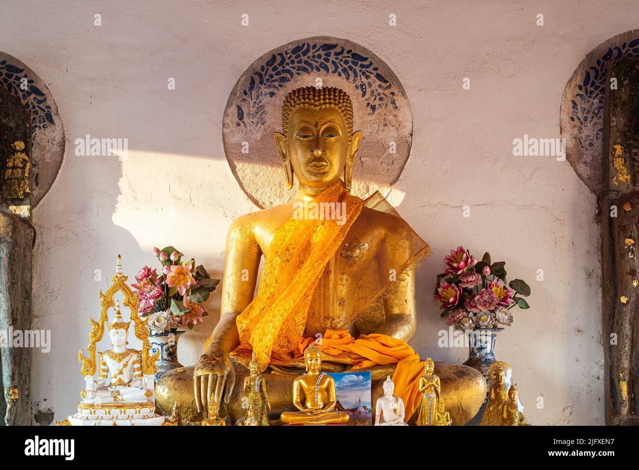 Ancienne image de Bouddha d'or assis à Wat Phra que Choeng CHUM ...