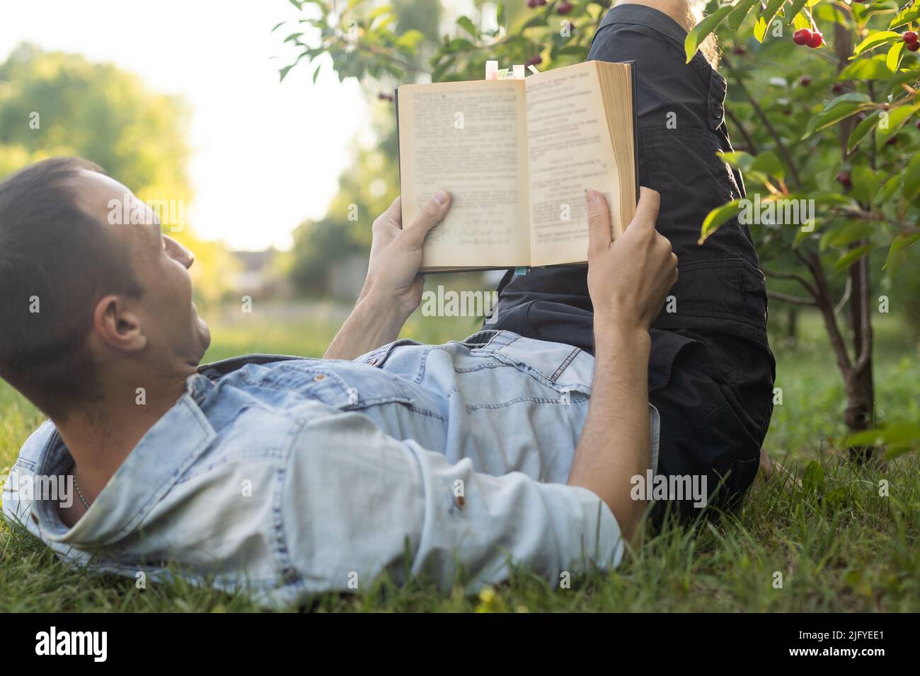 Estudiando la biblia para adultos Banque de photographies et d’images à ...