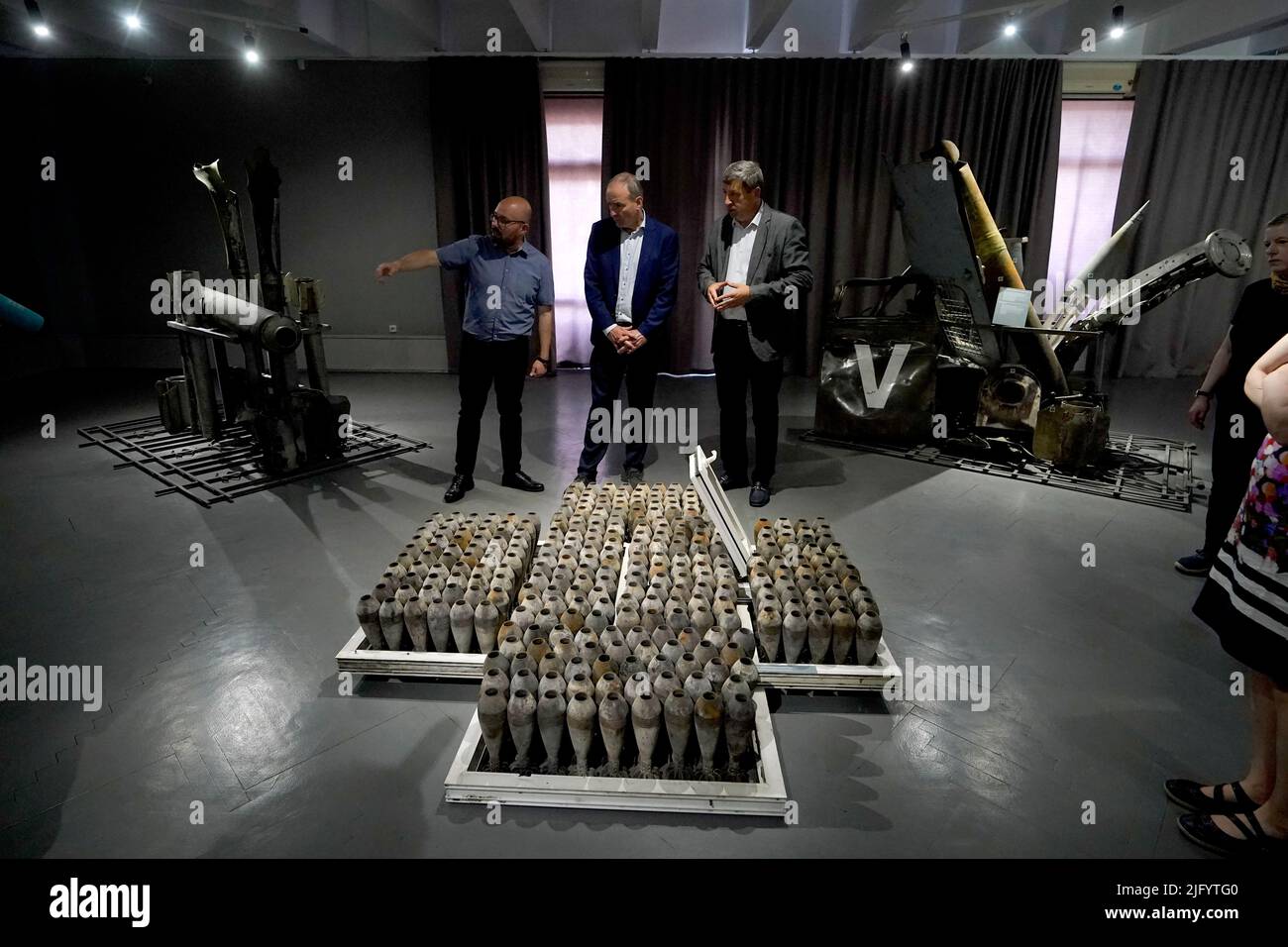 Taoiseach Micheal Martin voit une œuvre d'art faite à partir de ...