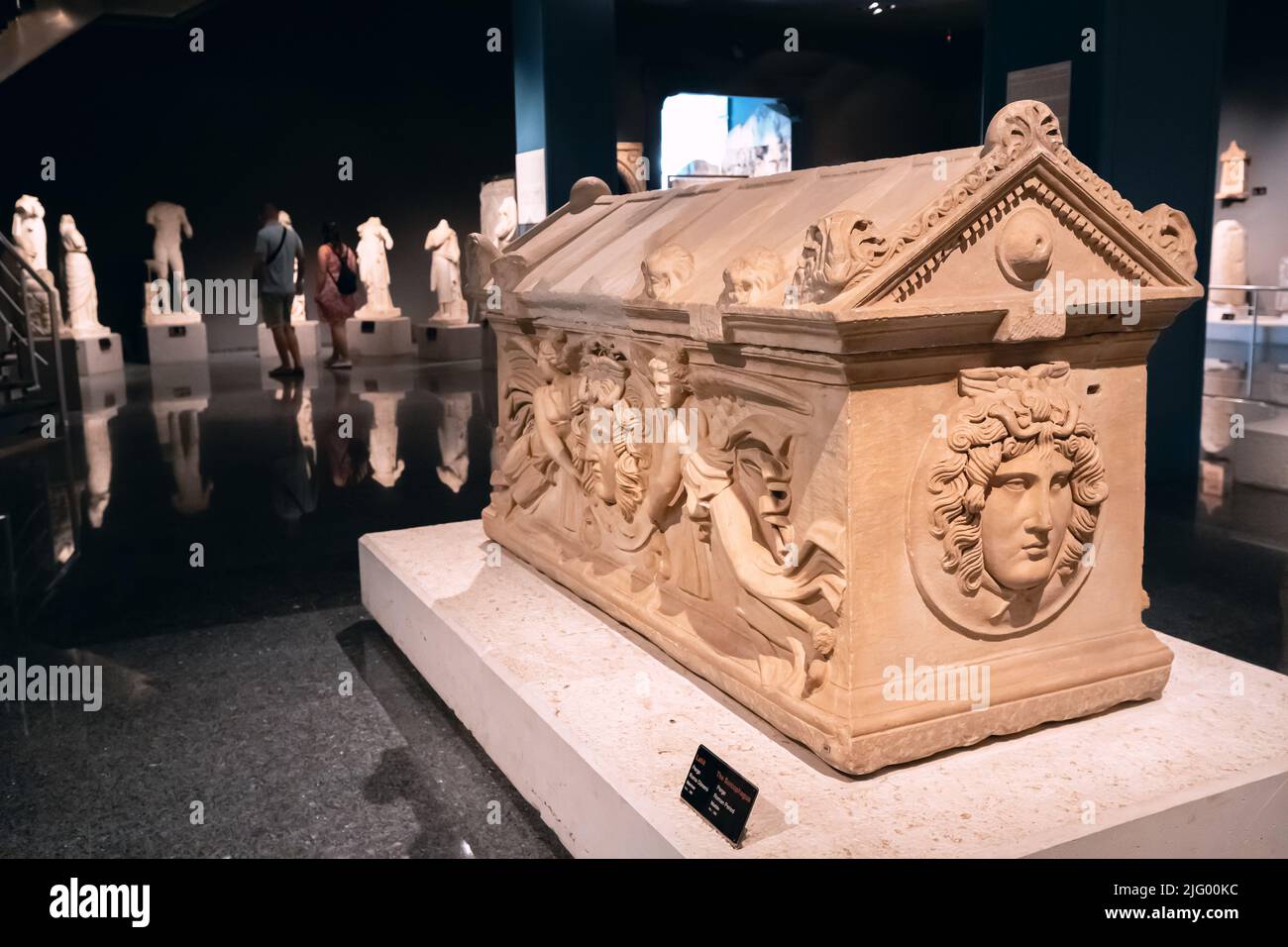 28 mai 2022, Antalya, Turquie: Sarcophage avec bas-relief sculpté dans ...