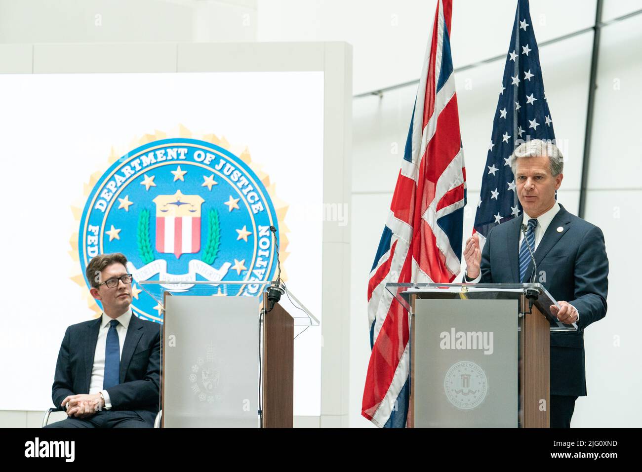 MI5 le directeur général Ken McCallum (à gauche) et le directeur du FBI ...