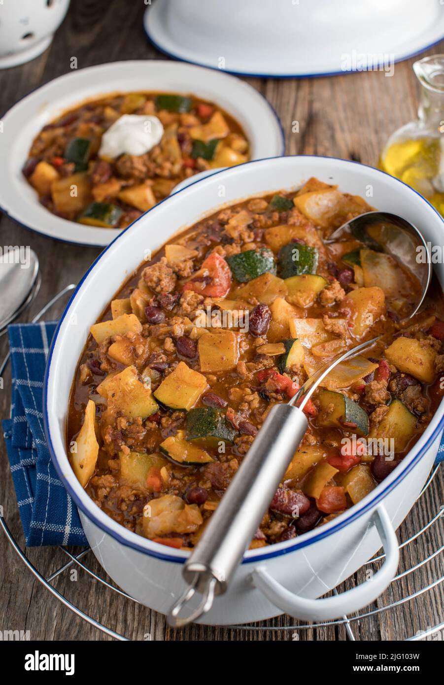 Ragoût de viande hachée avec du chou, des légumes et des haricots ...