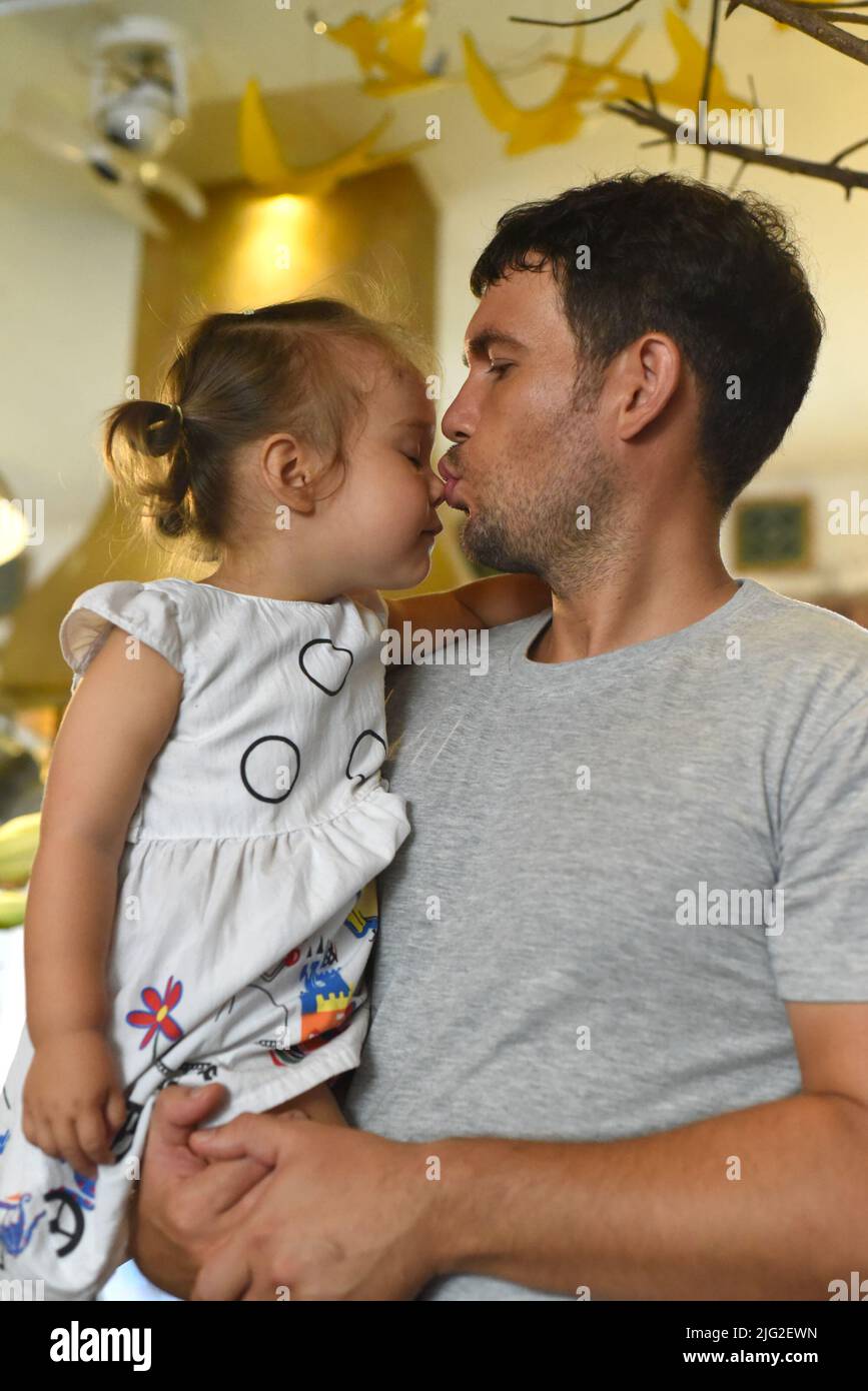 Le Jeune Père Embrasse Sa Fille Et La Tient Aux Mains Photo Stock Alamy