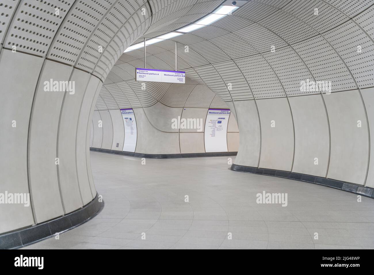 Le nouveau tube Elizabeth Line à Londres. Les plates-formes ont au ...