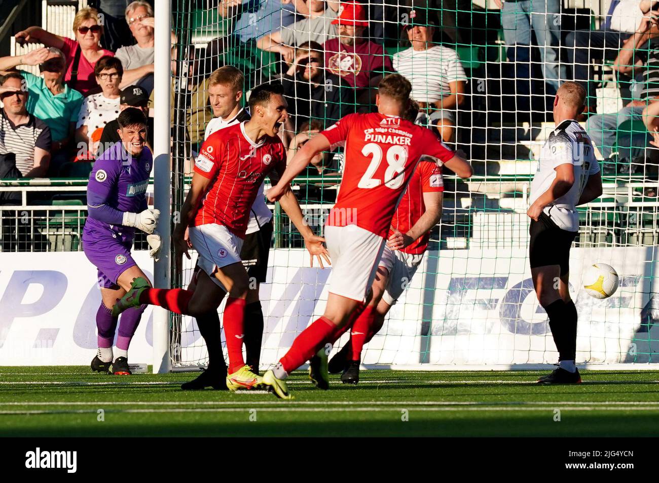 Sligo Rovers Max Mata fête son deuxième but lors de la première partie ...