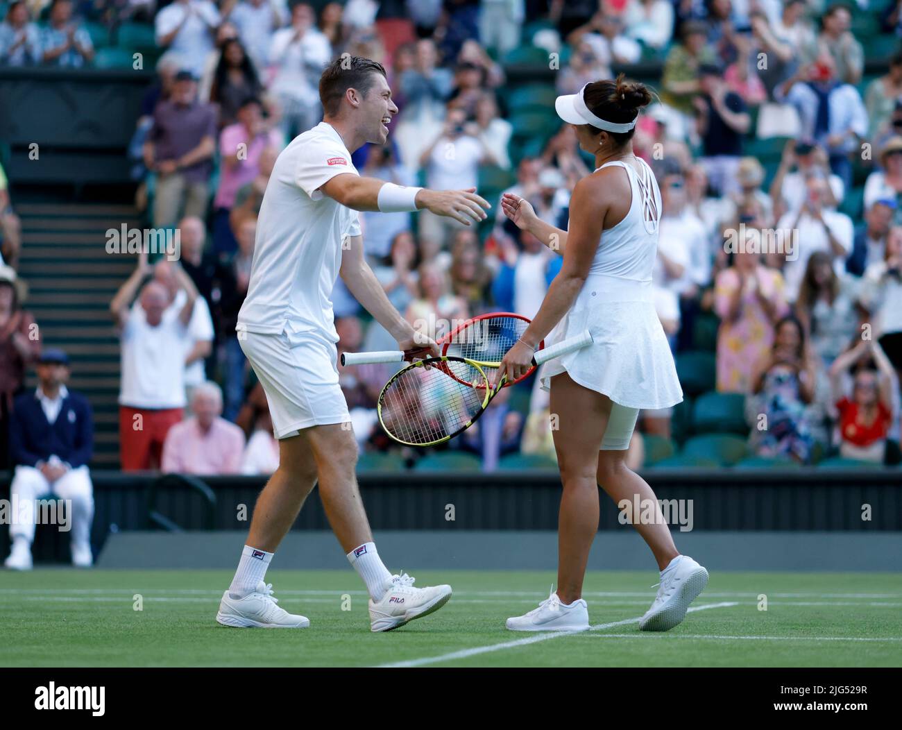 Neal Skupsk et Desirae Krawczyk célèbrent leur match contre Matthew ...