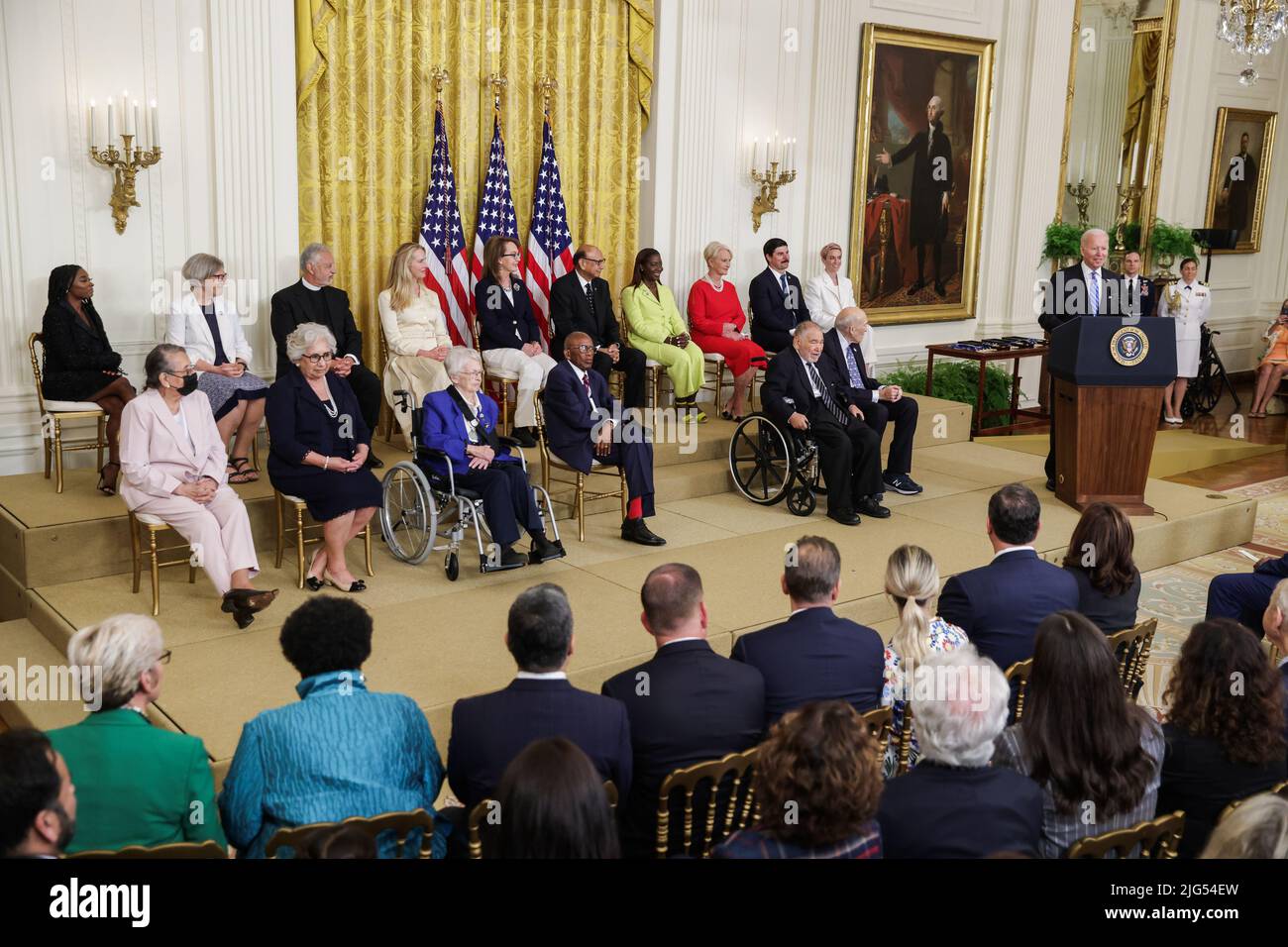 Le président Joe Biden prend la parole au cours d'une cérémonie où il ...