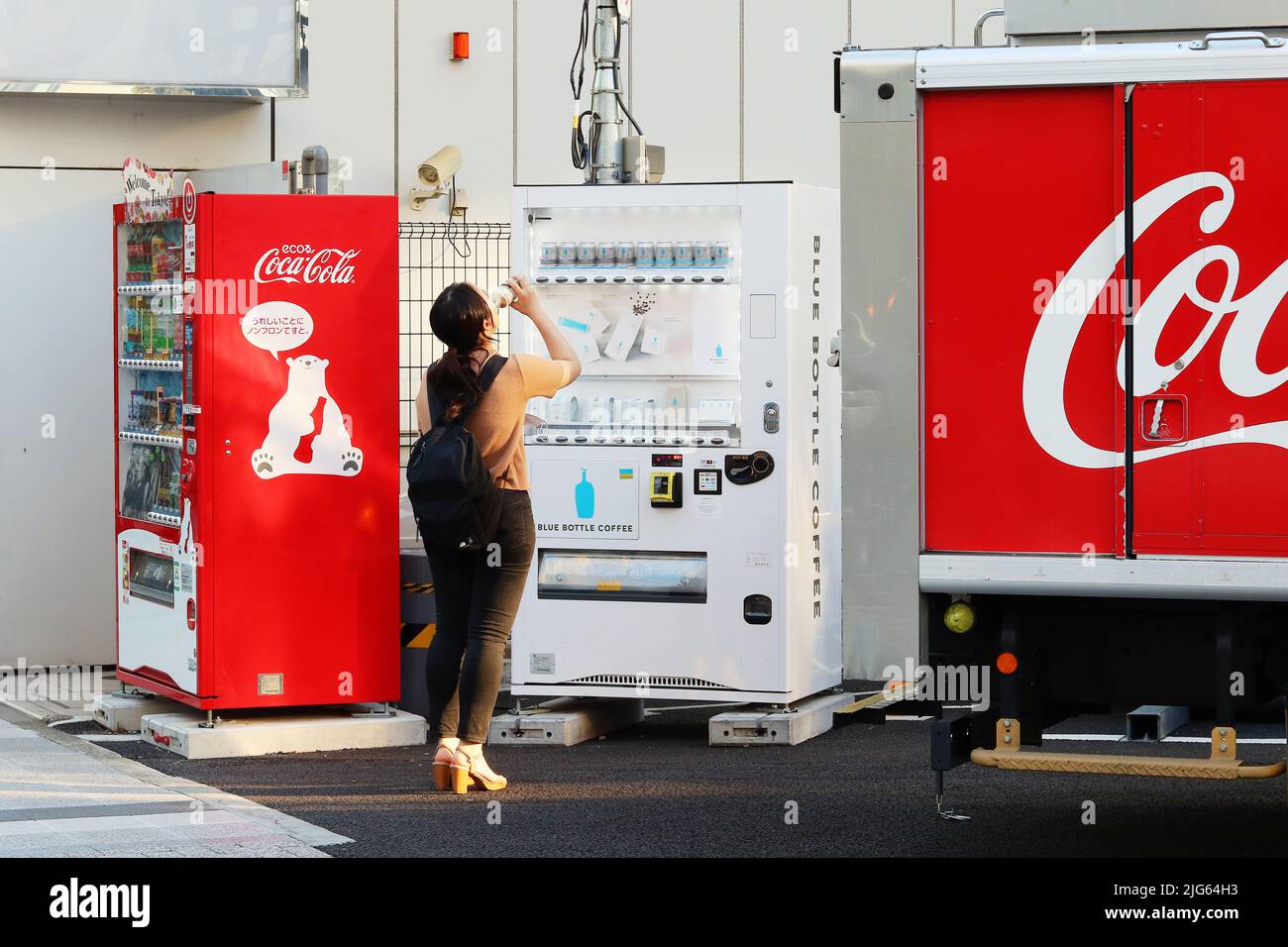 TOKYO, JAPON - 12 avril 2022: Deux boissons distributeur automatique l ...