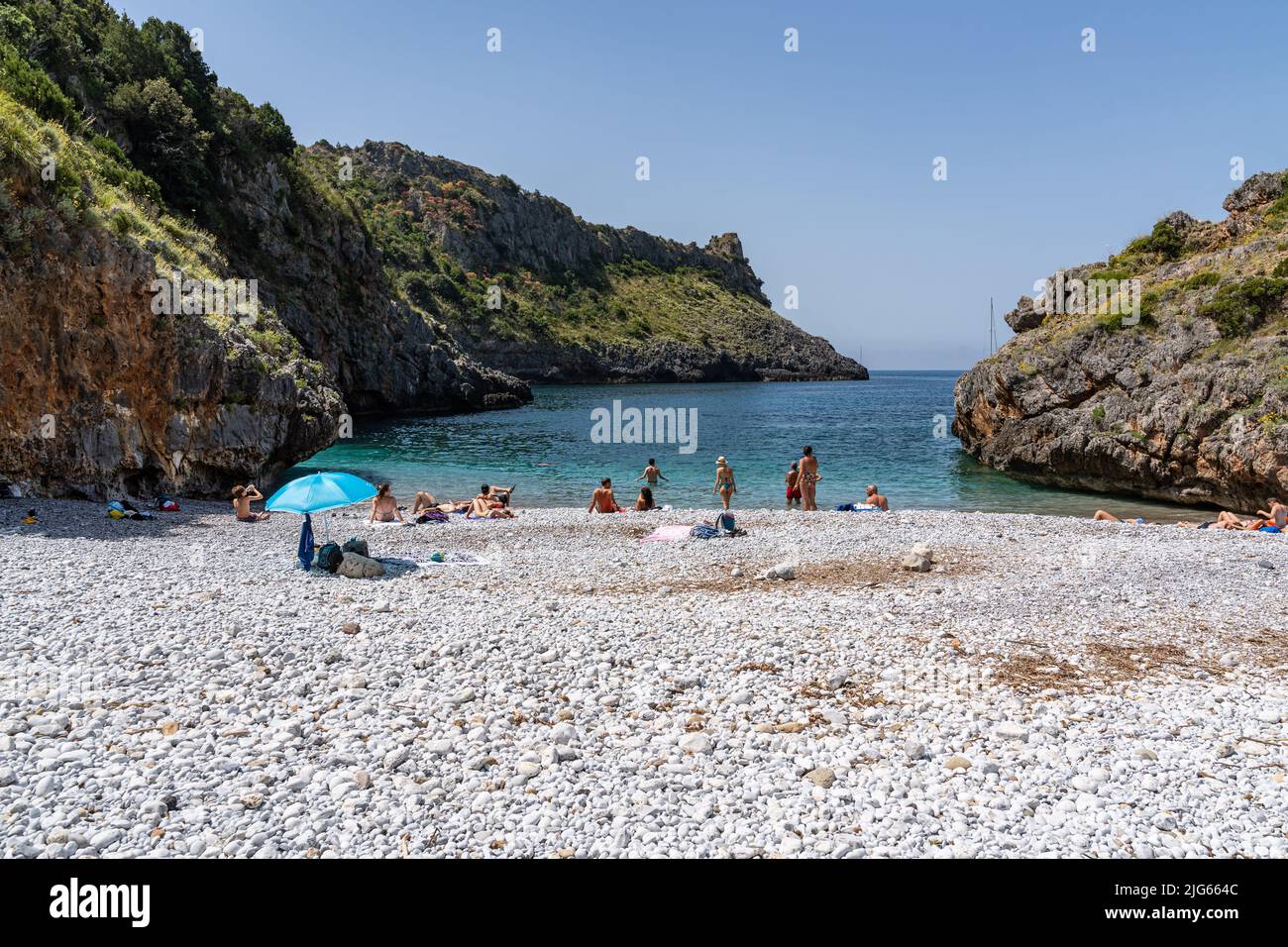 Vue sur la plage de Cala Bianca au parc national du Cilento, l'une des ...