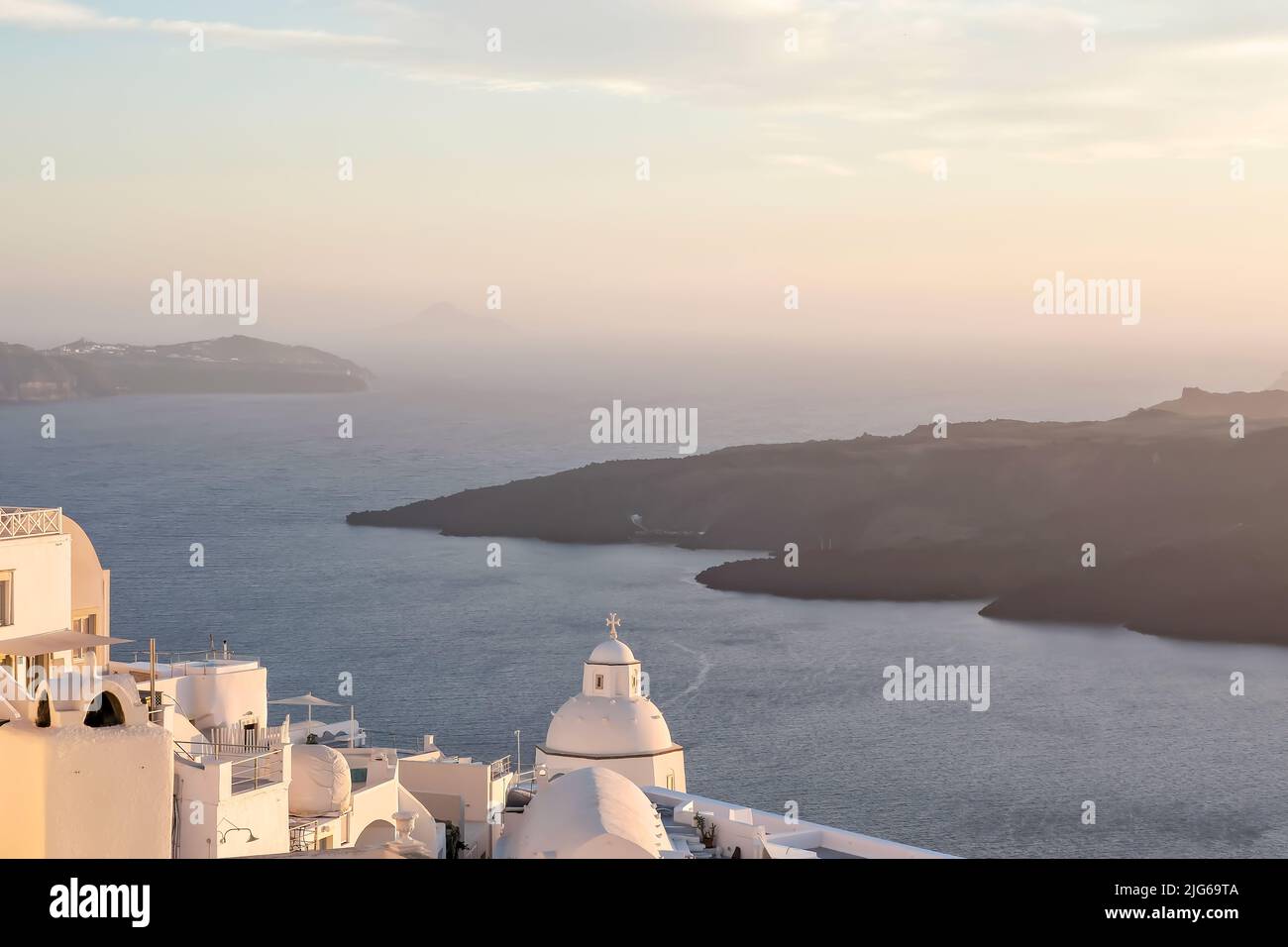 Vue magnifique sur le célèbre village de Fira à Santorin, la mer Égée ...