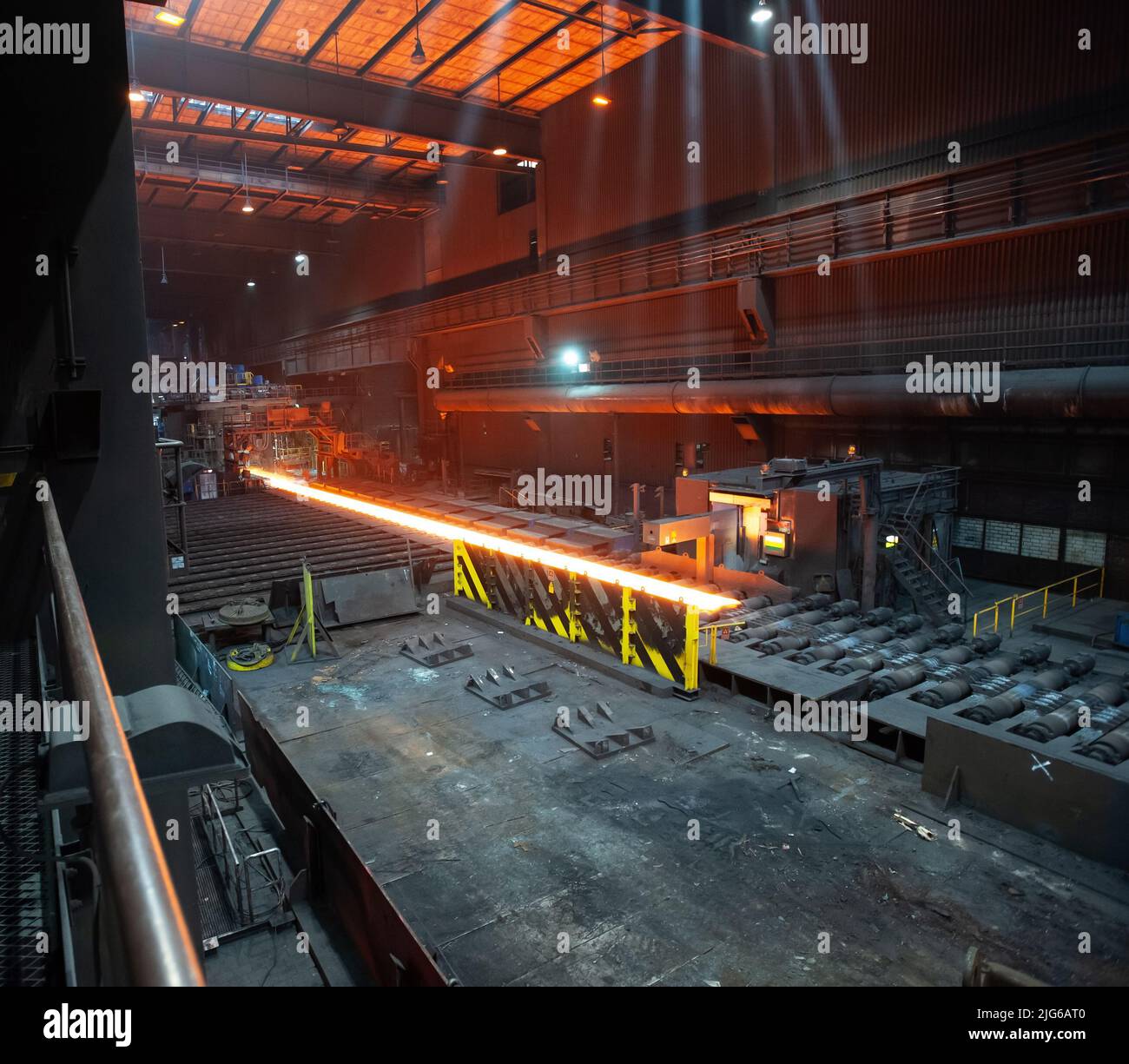 Usine métallurgique en Allemagne, convoyeur de métal laminé à chaud ...