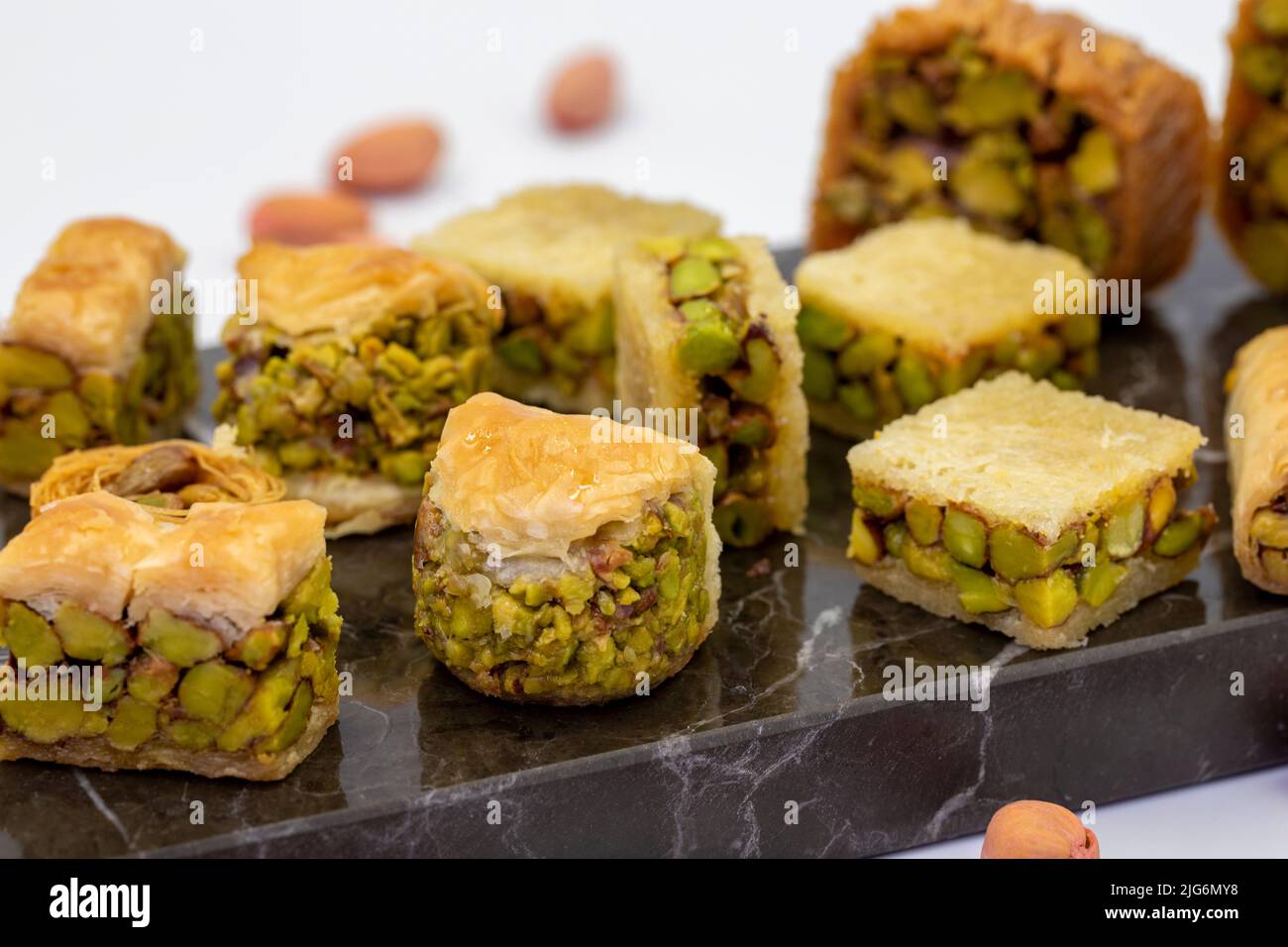 Variétés de pistachio baklava. Variété de baklava isolée sur fond blanc ...