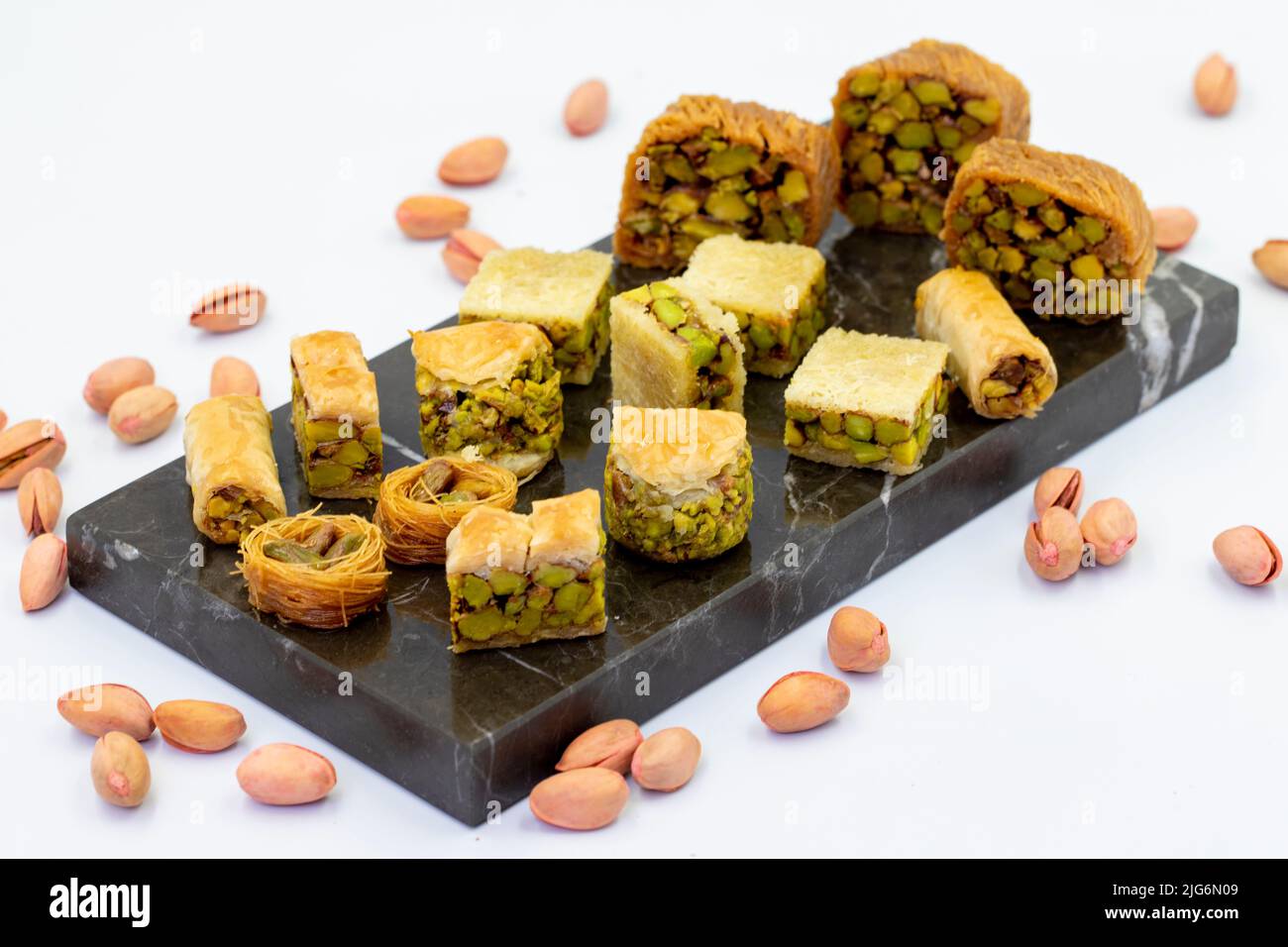 Variétés de pistachio baklava. Variété de baklava isolée sur fond blanc ...