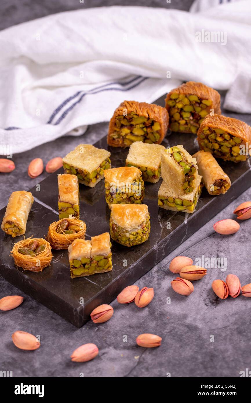 Variétés de pistachio baklava. Variétés de baklava sur fond sombre ...