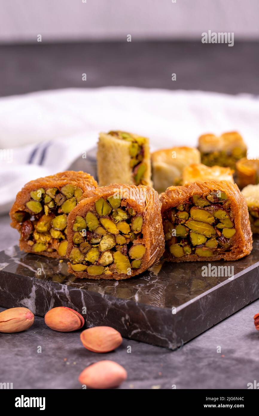 Variétés de pistachio baklava. Variétés de baklava sur fond sombre ...