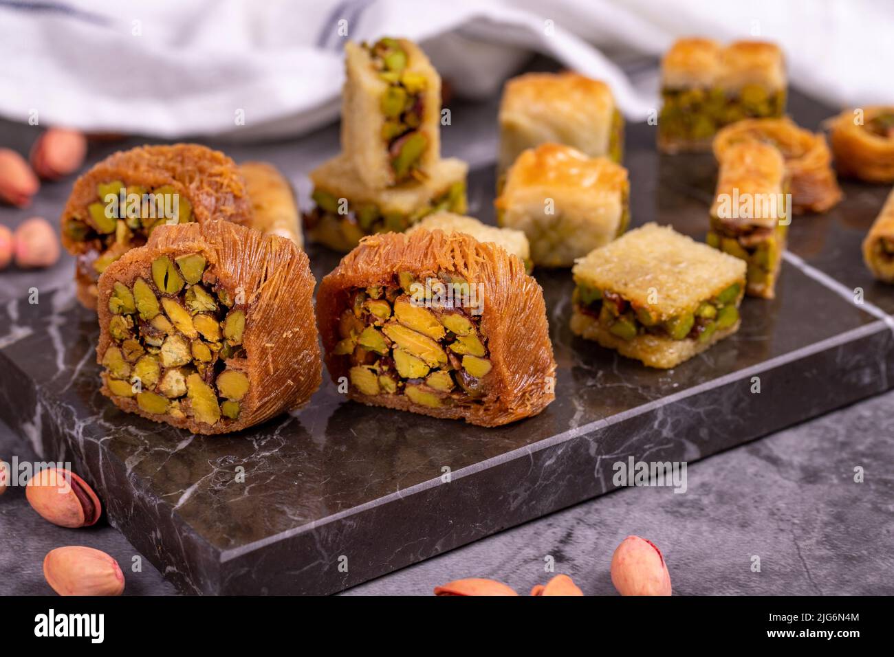 Variétés de pistachio baklava. Variétés de baklava sur fond sombre ...