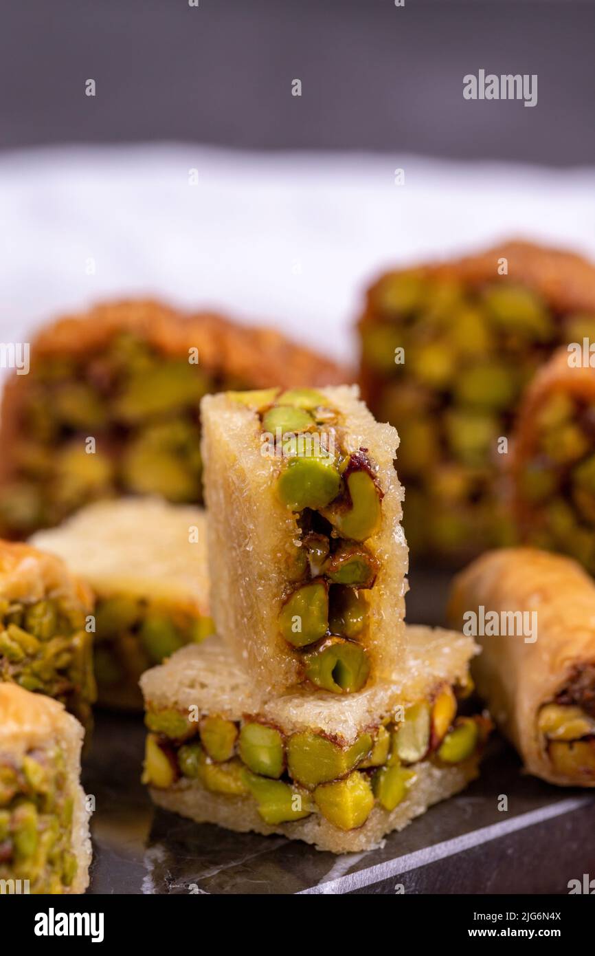 Variétés de pistachio baklava. Variétés de baklava sur fond sombre ...