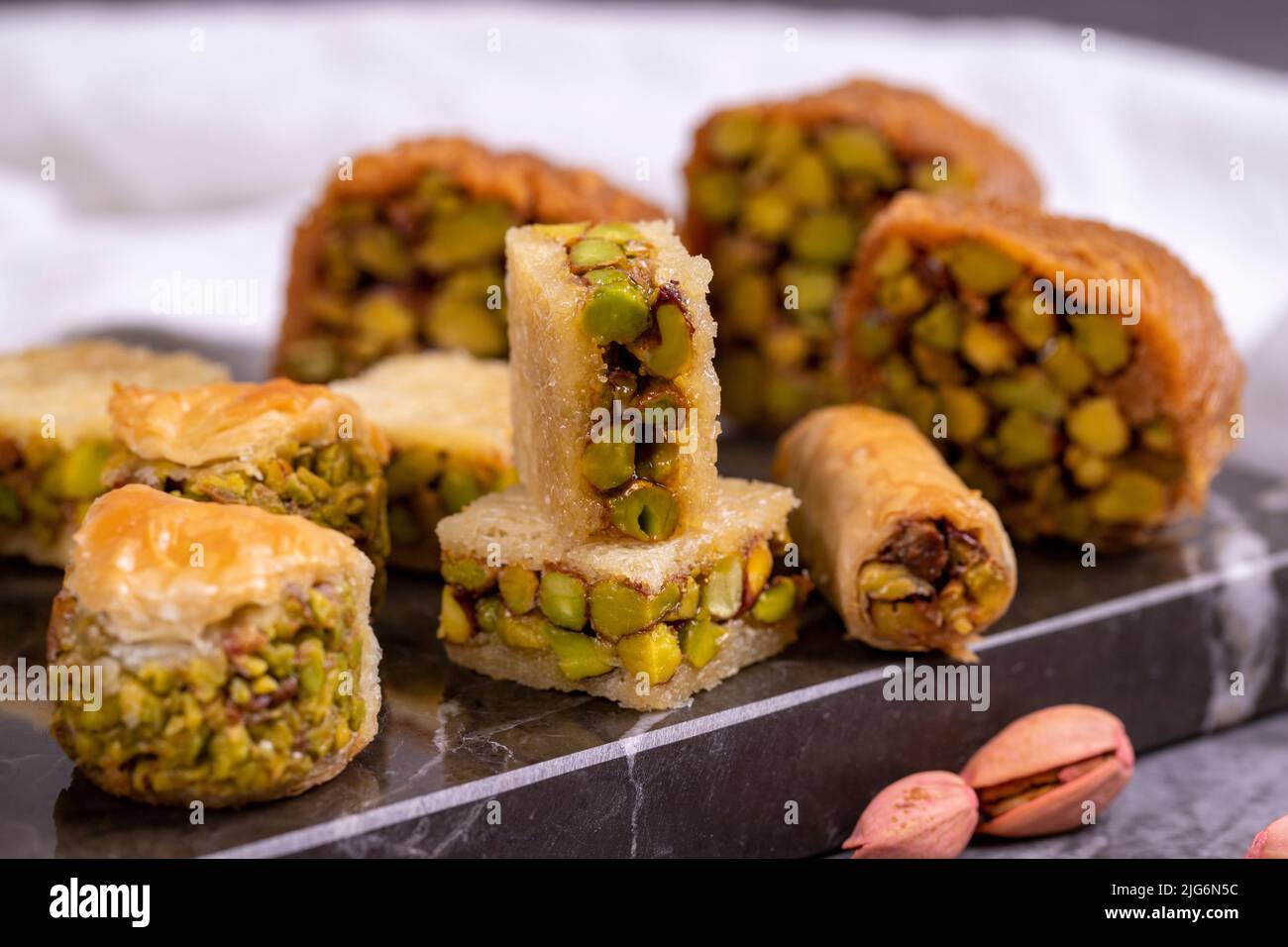 Variétés de pistachio baklava. Variétés de baklava sur fond sombre ...