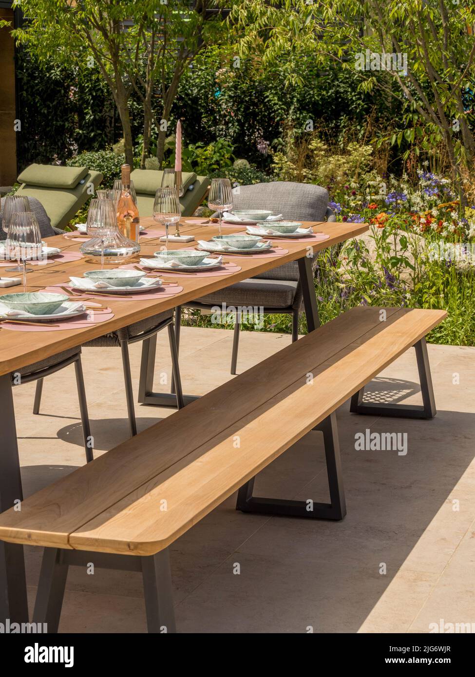 Table de jardin en bois pour un dîner dans un jardin de spectacle au ...