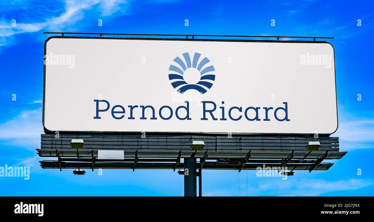 POZNAN, POL - 23 JUIN 2022 : panneau publicitaire affichant le logo de ...