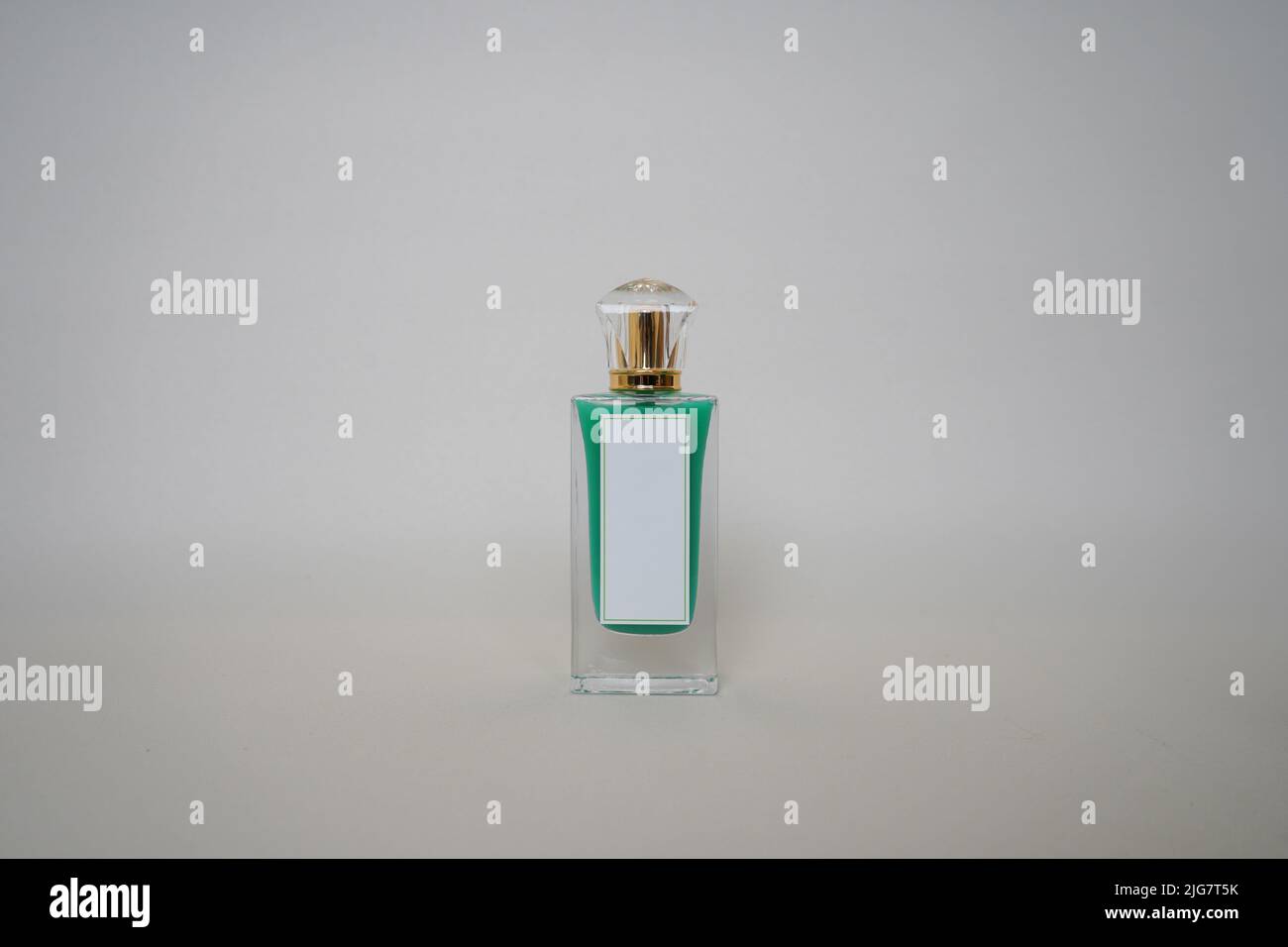 Flacon de parfum vert et bouchon pour marquage isolé sur fond blanc ...