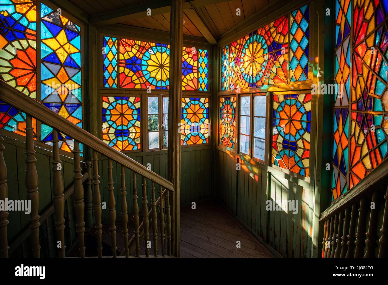 Vitraux colorés dans le vieux bâtiment. Une incroyable lumière de ...
