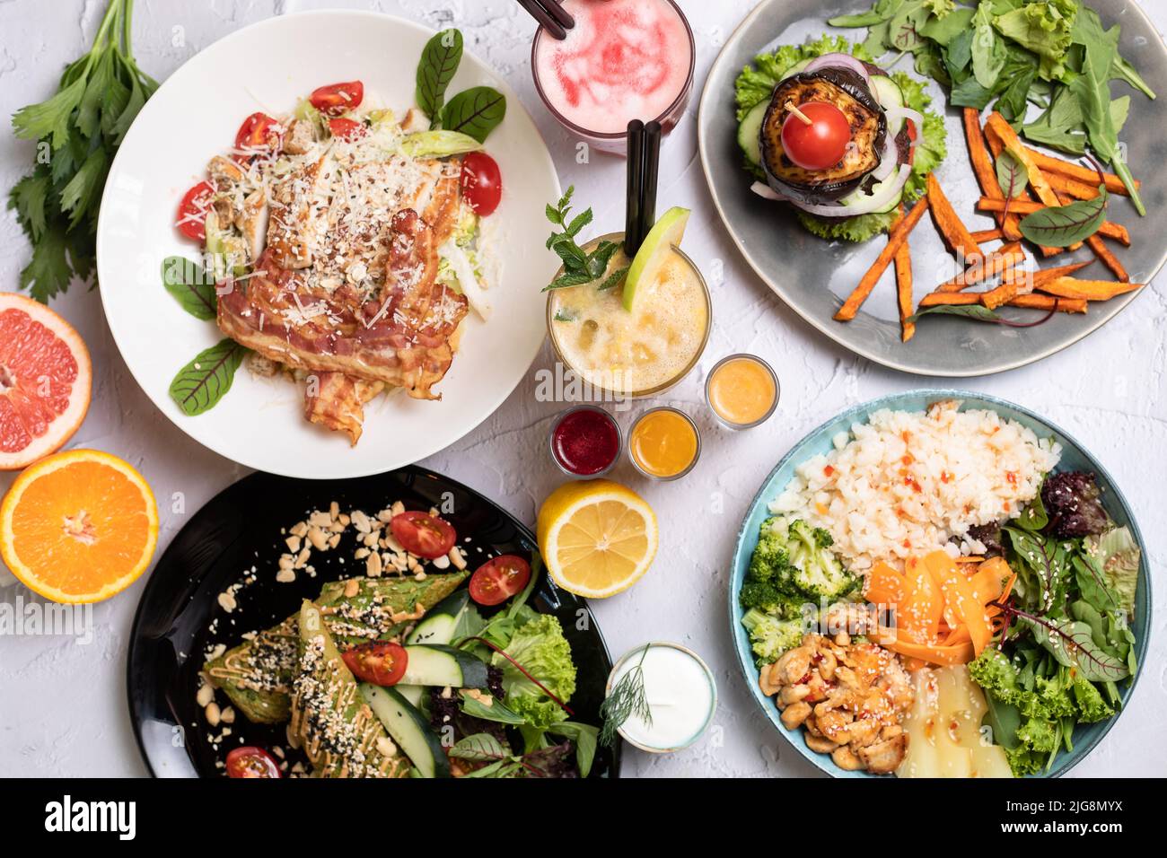 Table blanche avec des repas légers et un petit déjeuner servi sur fond ...