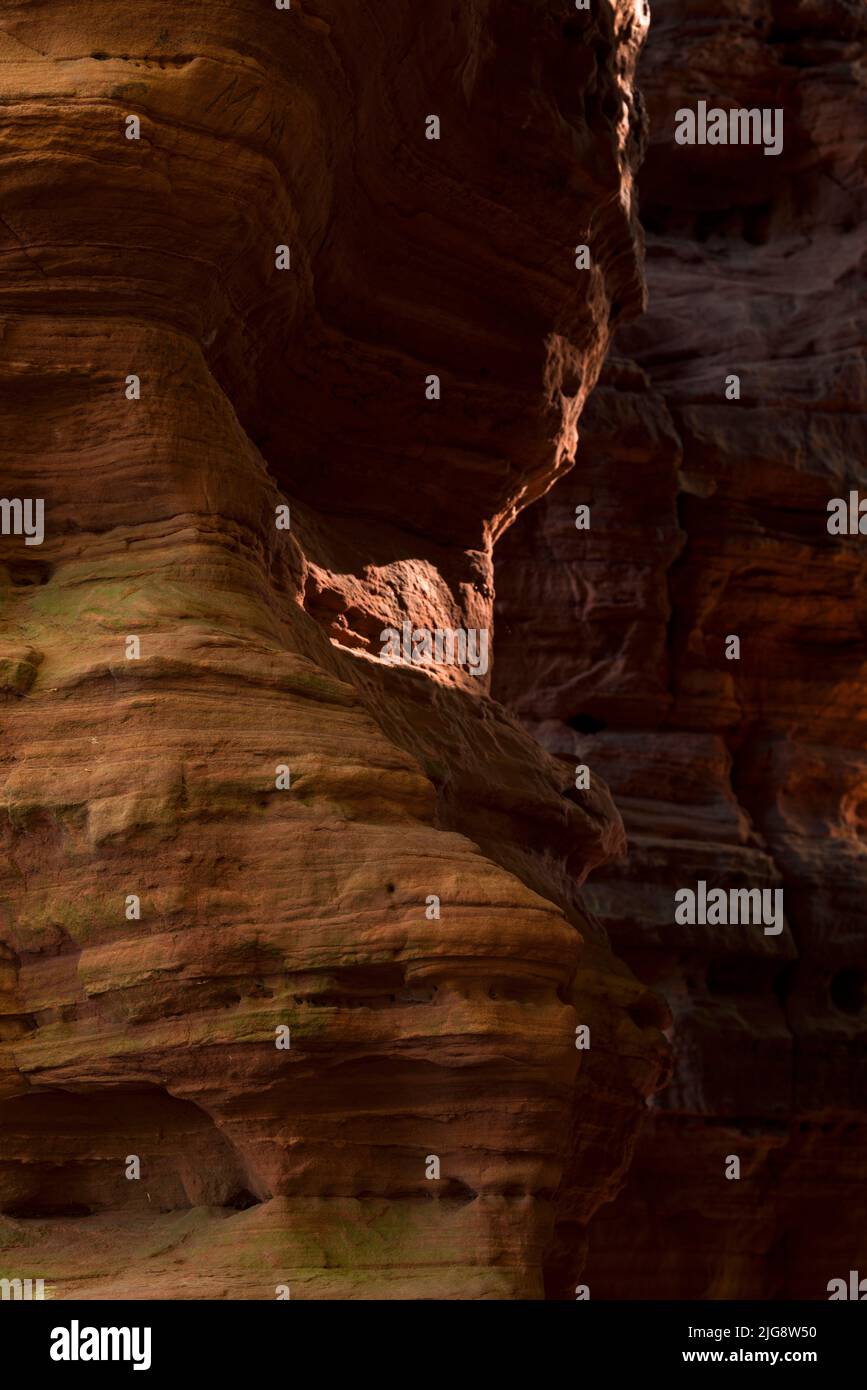 Ancien château de roche, le grès rouge brille dans le soleil du matin ...