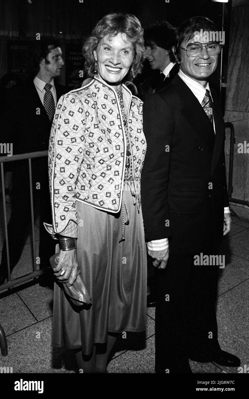 **PHOTO DE FICHIER** Larry Storch est décédé. Larry Storch et sa femme ...