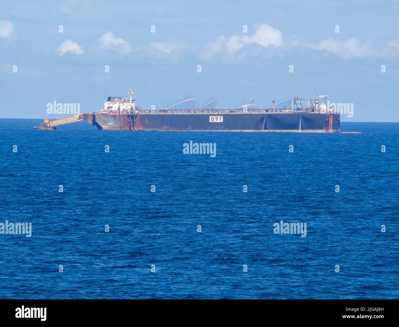 Offshore Storage installation est une barge qui est ancrée en ...