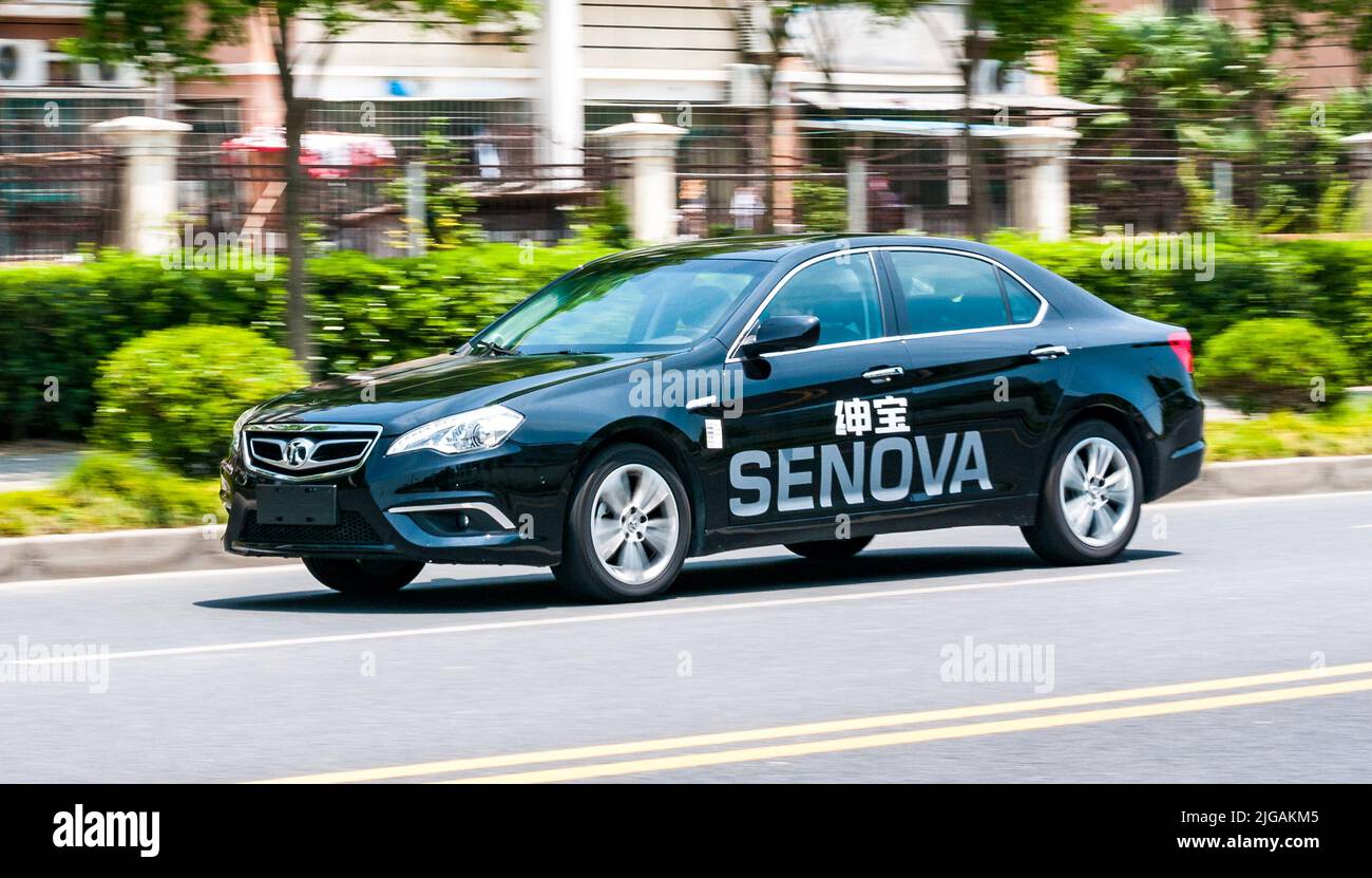 Senova D70 une voiture de BAIC basée sur la Saab 9-5 conduite sur la ...