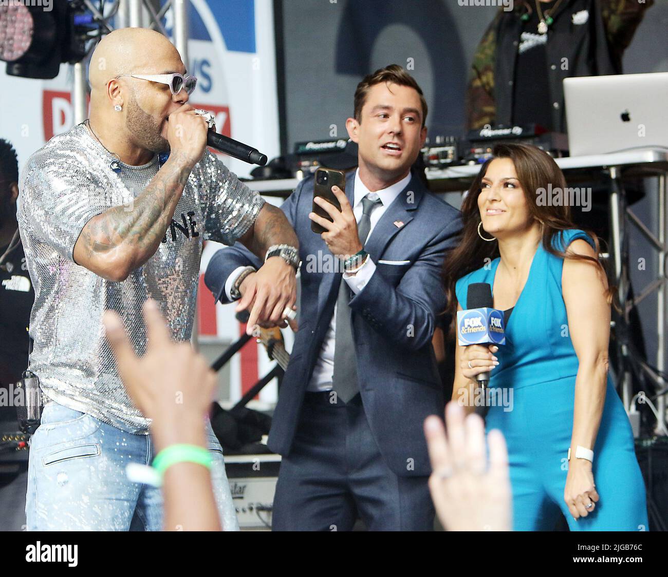 FLO Rida se produit sur Fox and Friends All-American Summer concert ...