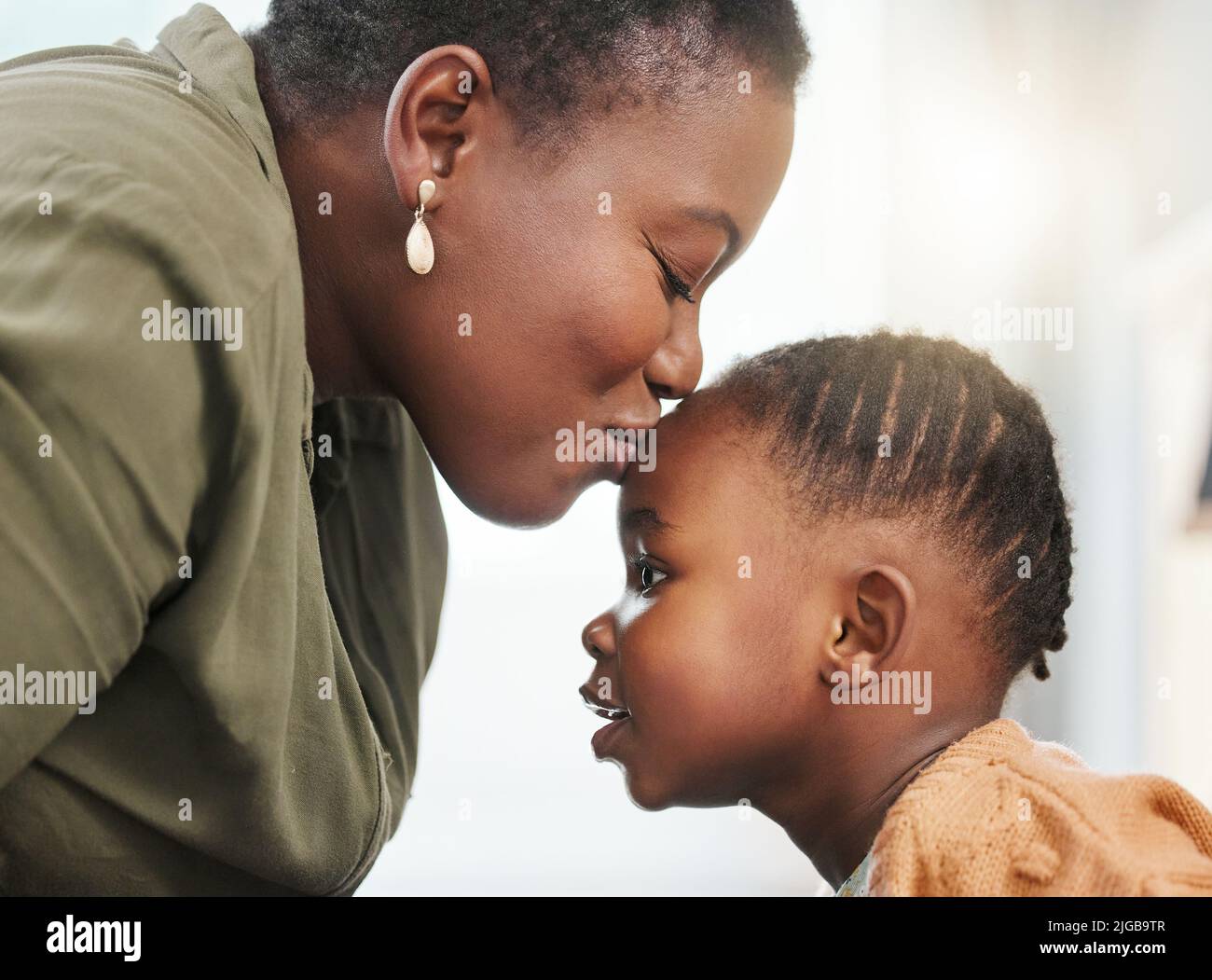 Mère Qui Embrassent Sa Fille Banque De Photographies Et Dimages à