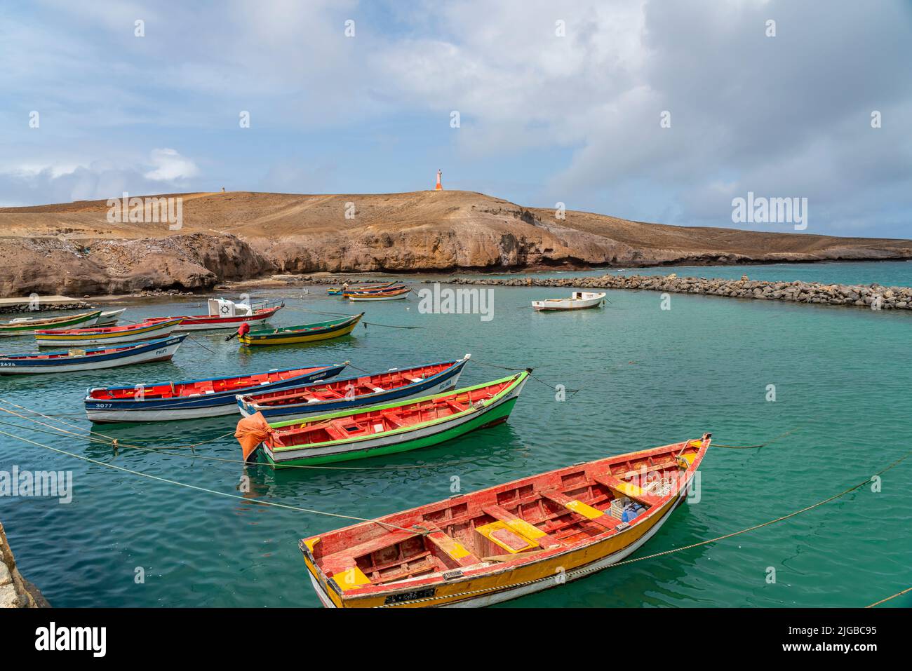 Bateaux de pêche dans le port de Pedra Lume dans les îles de Sal - Cap ...