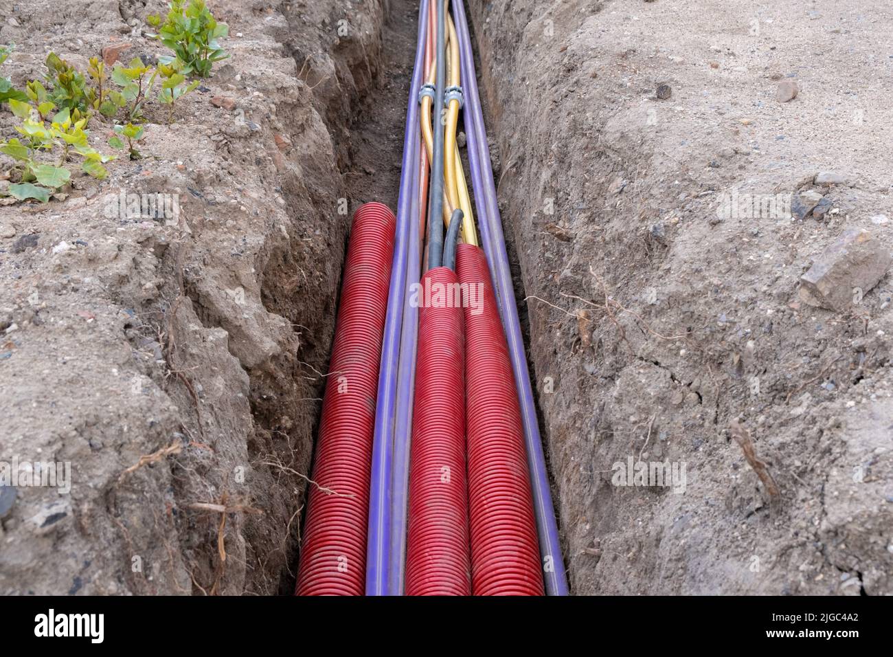 Câble électrique souterrain. Lignes à large bande et lignes électriques ...