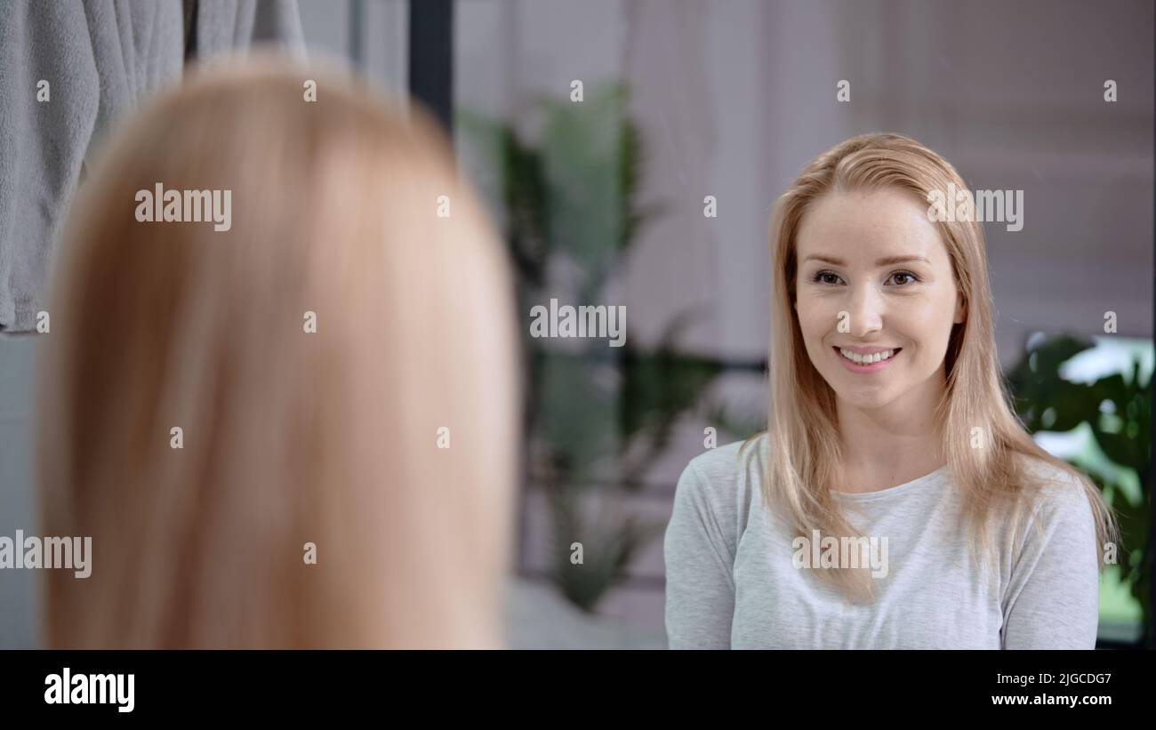 Fille debout devant un miroir Banque de photographies et d’images à haute résolution - Page 2 ...