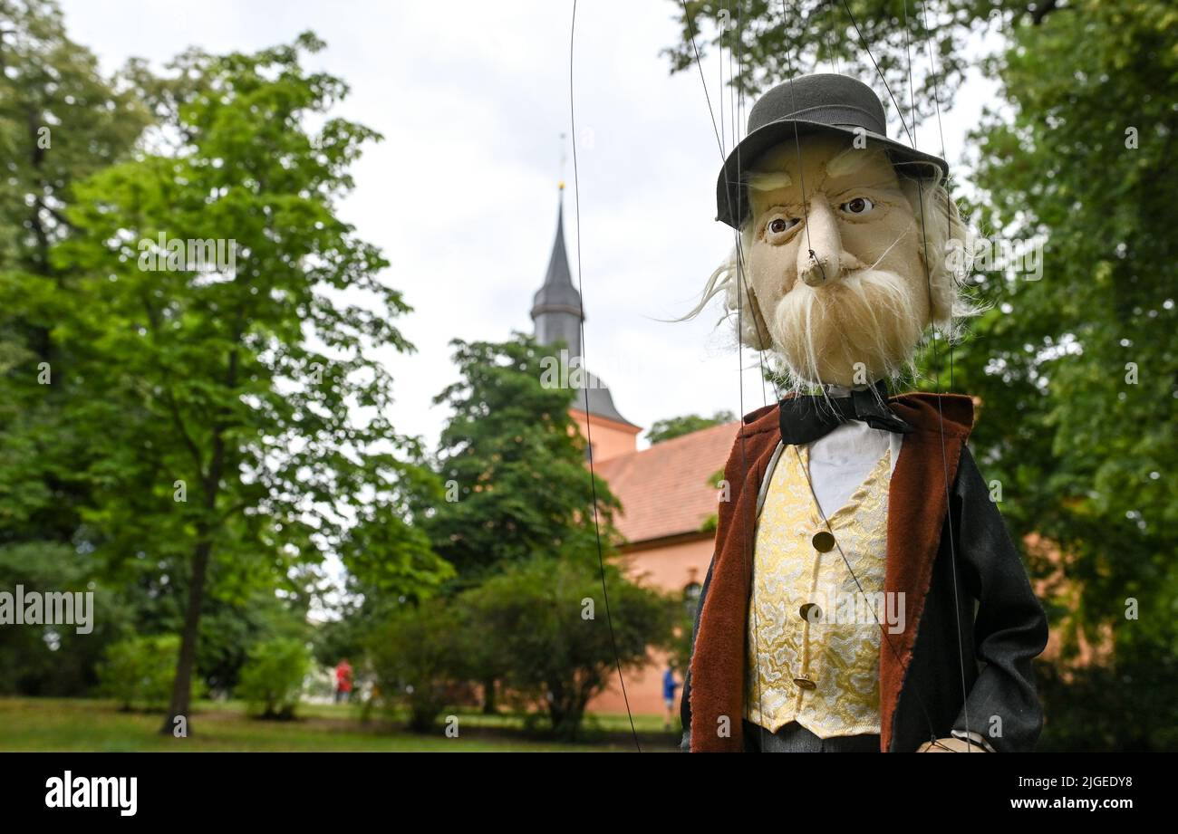 10 juillet 2022, Brandebourg, Ribbeck : avec une marionnette ...