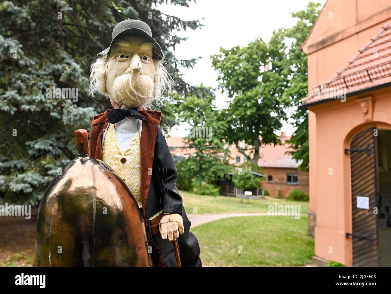 10 juillet 2022, Brandebourg, Ribbeck : avec une marionnette ...