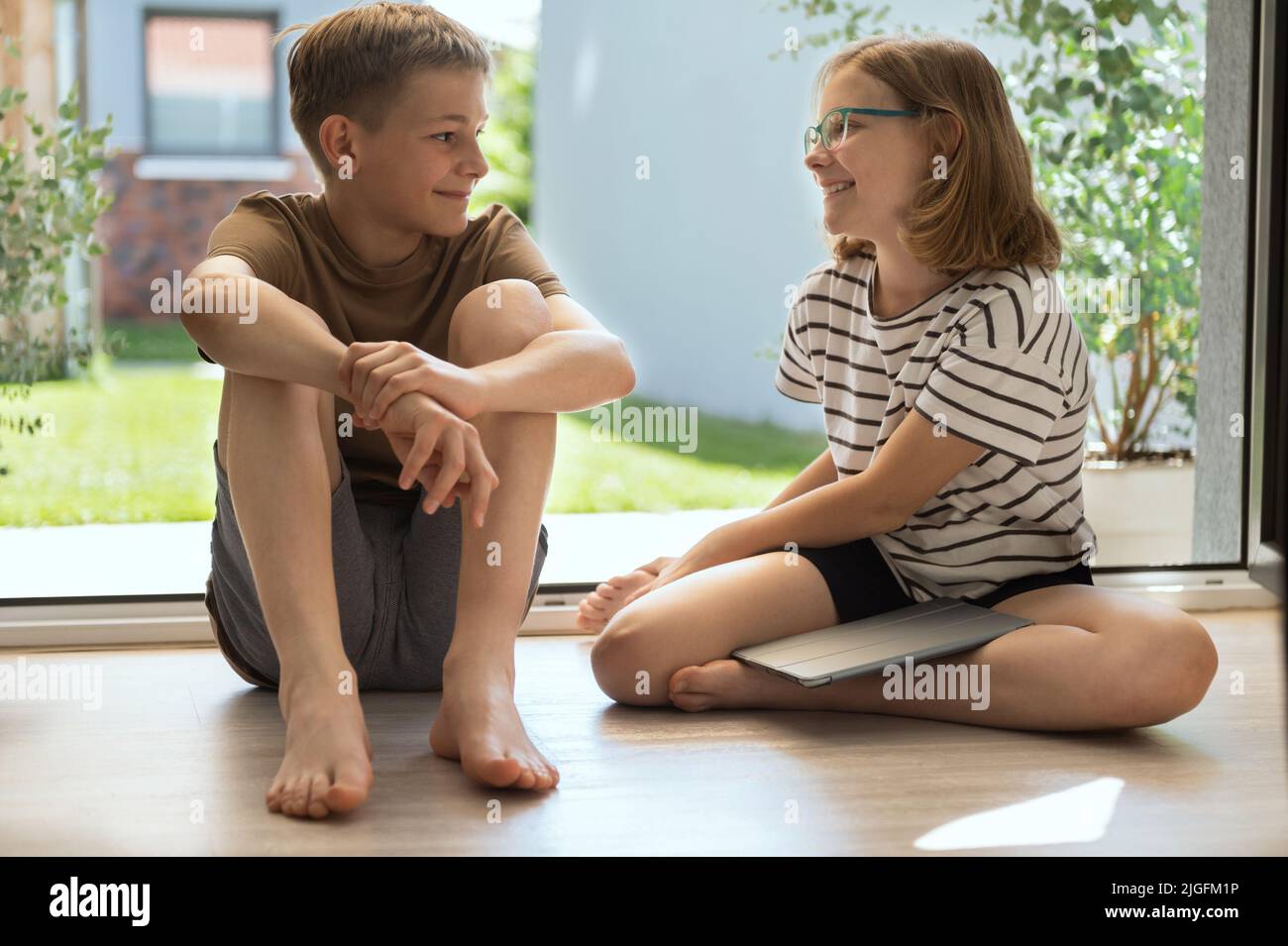 Deux meilleurs amis assis sur la terrasse et discutant avec joie ...