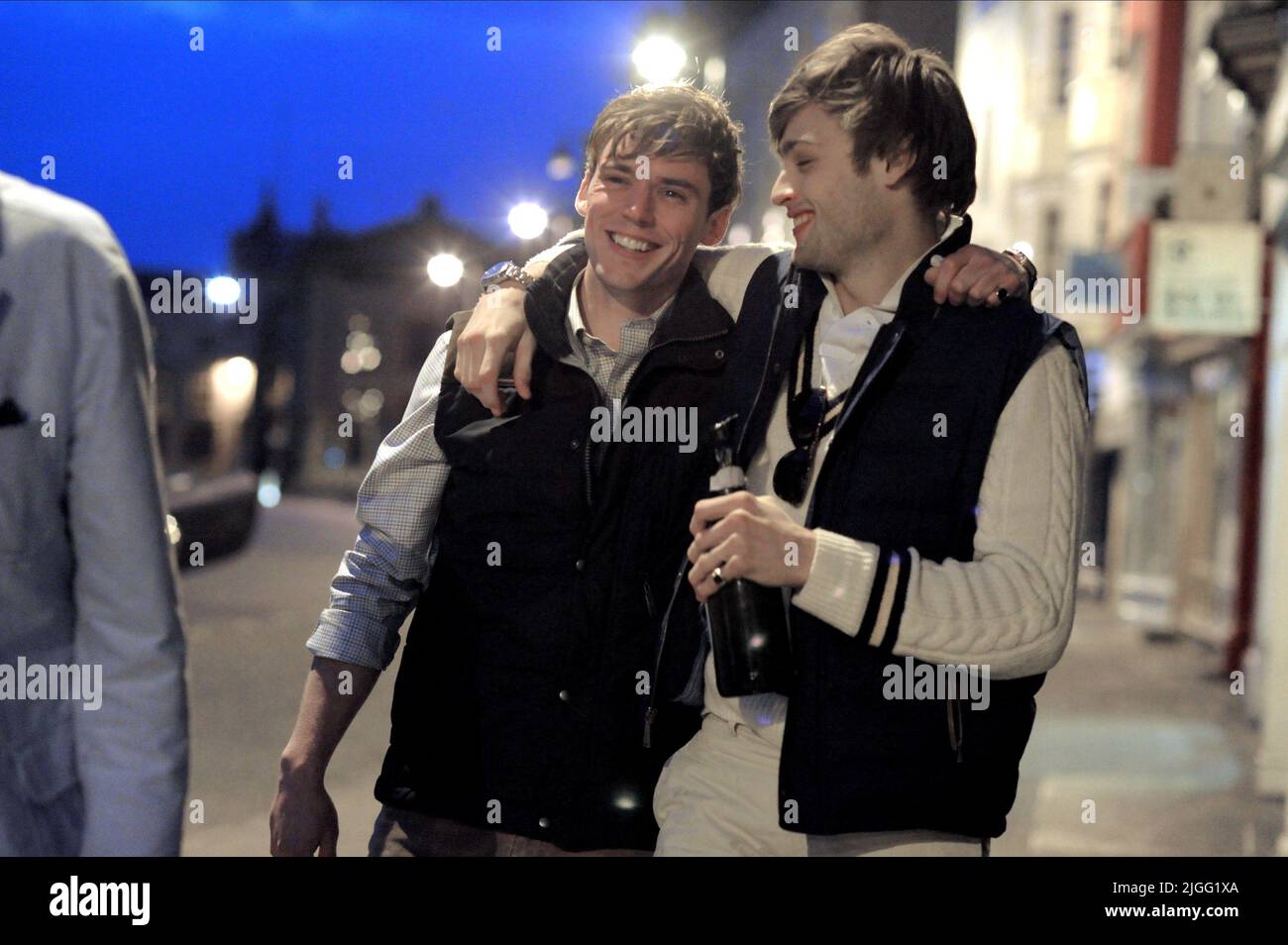 Sam claflin douglas booth the riot club Banque de photographies et d ...