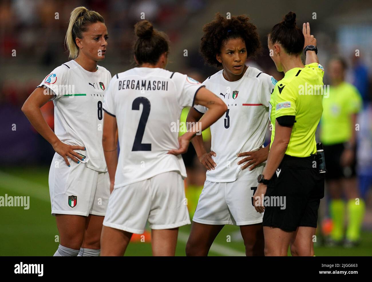 L'Italien Sara Gama parle avec l'arbitre après avoir reçu une carte ...