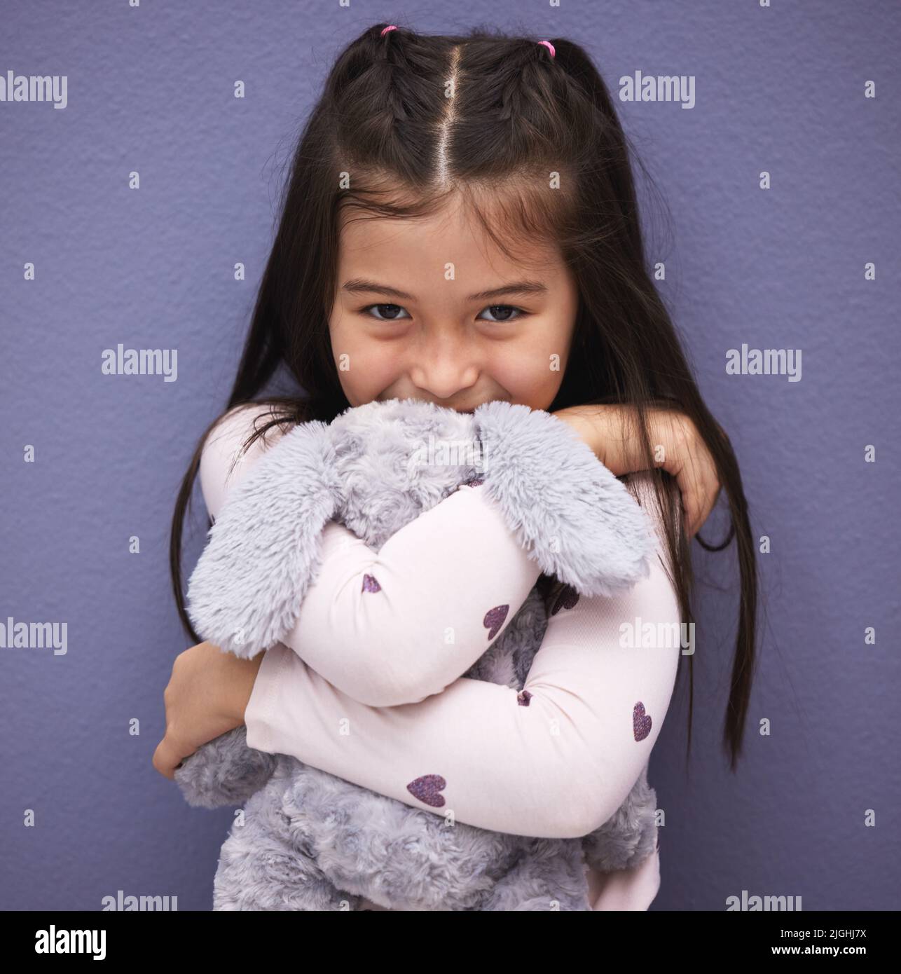 Girl cuddling stuffed animal Banque de photographies et d’images à ...