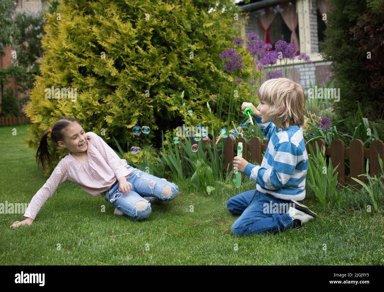 Relations amicales Banque de photographies et d’images à haute ...