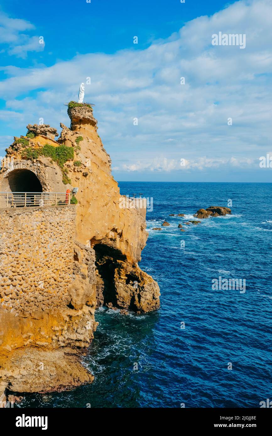 Le Rocher de la Vierge à Biarritz, France, une formation rocheuse dans ...