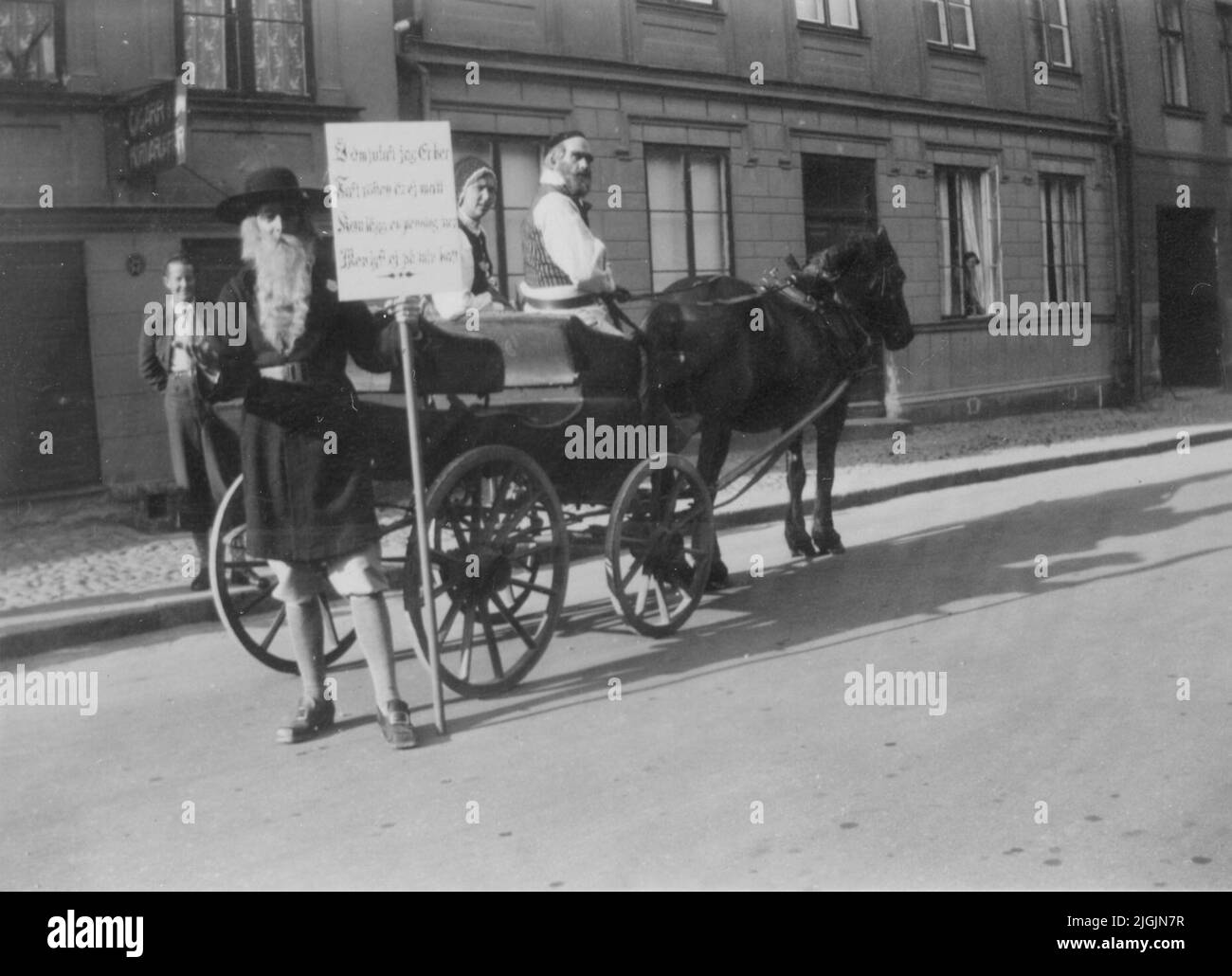 L'acteur Dragdjur incarne « Wittus Andersson » dans le costume de ...