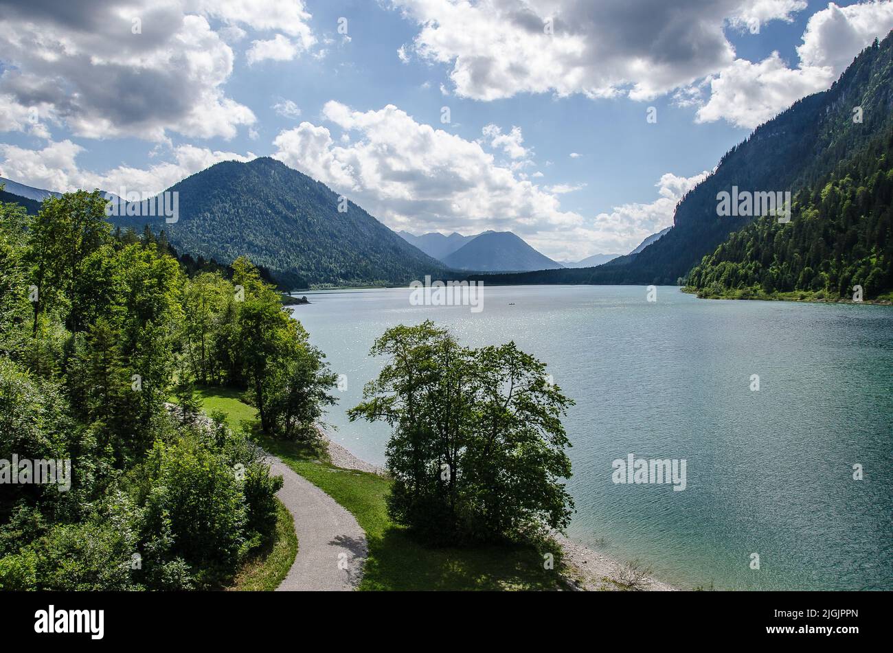 Situé en haute-Bavière, le lac Sylvenstein (ou barrage de Sylvenstein ...