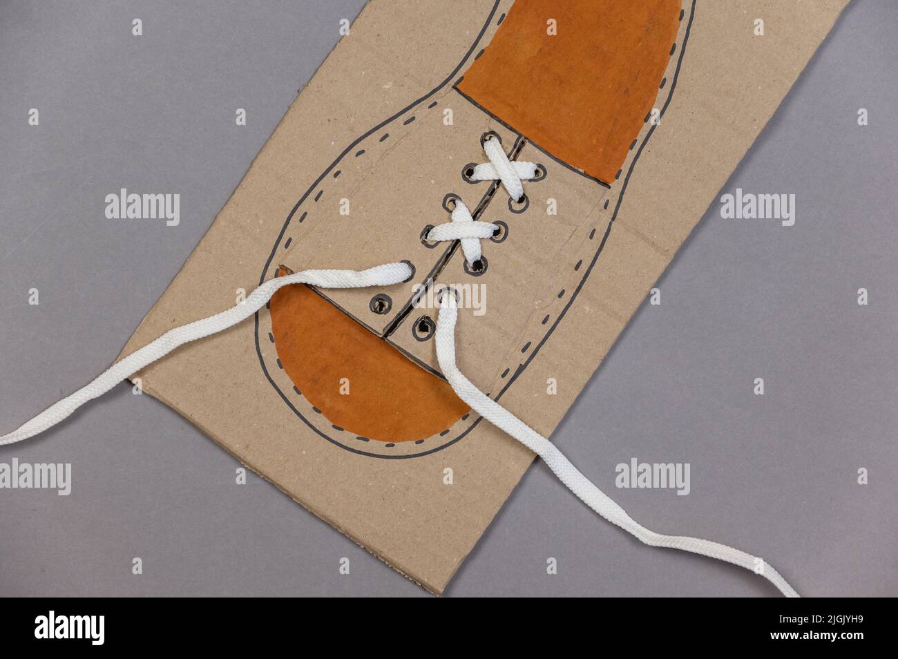 La carte de ficelage des lacets est à l'opposé du fond gris. Le lacet ...
