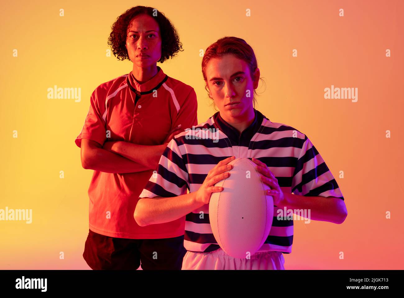 Portrait de plusieurs joueuses de rugby féminines avec un ballon de ...